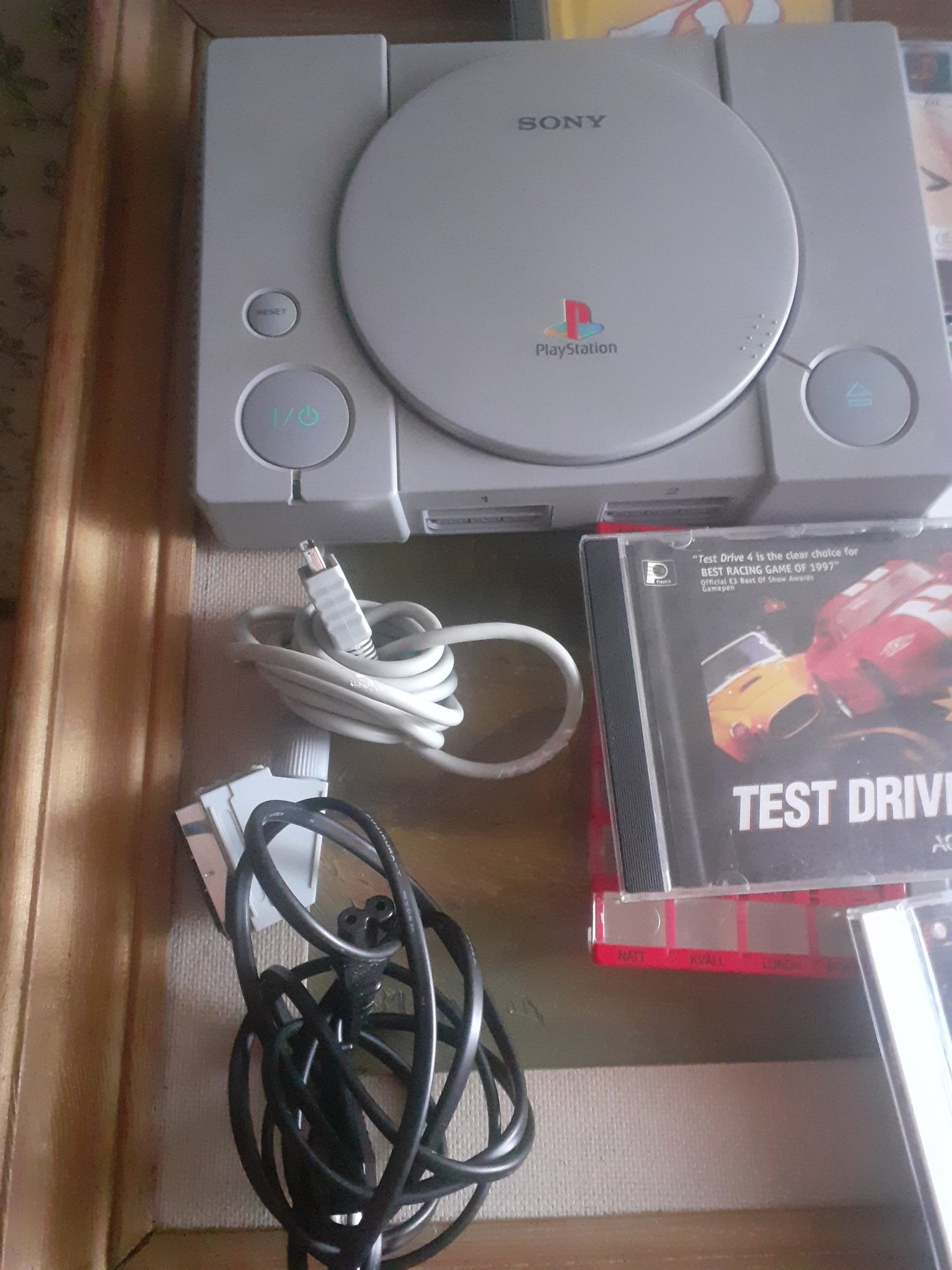 Playstation 1 (PS1) Konsol med spel och handkon.. | Köp på Tradera ...