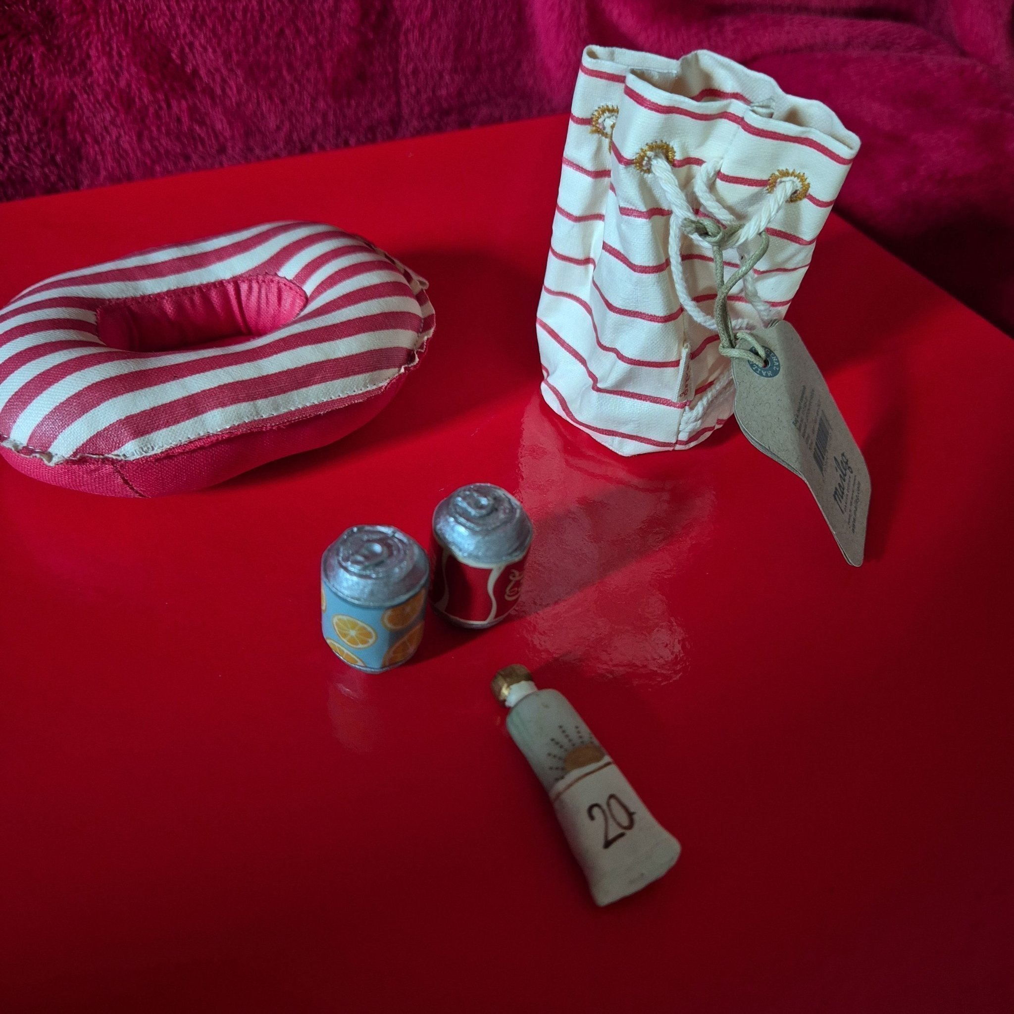 Sommarset med badbåt väska, dryck och solkräm | Köp på Tradera (698992934)