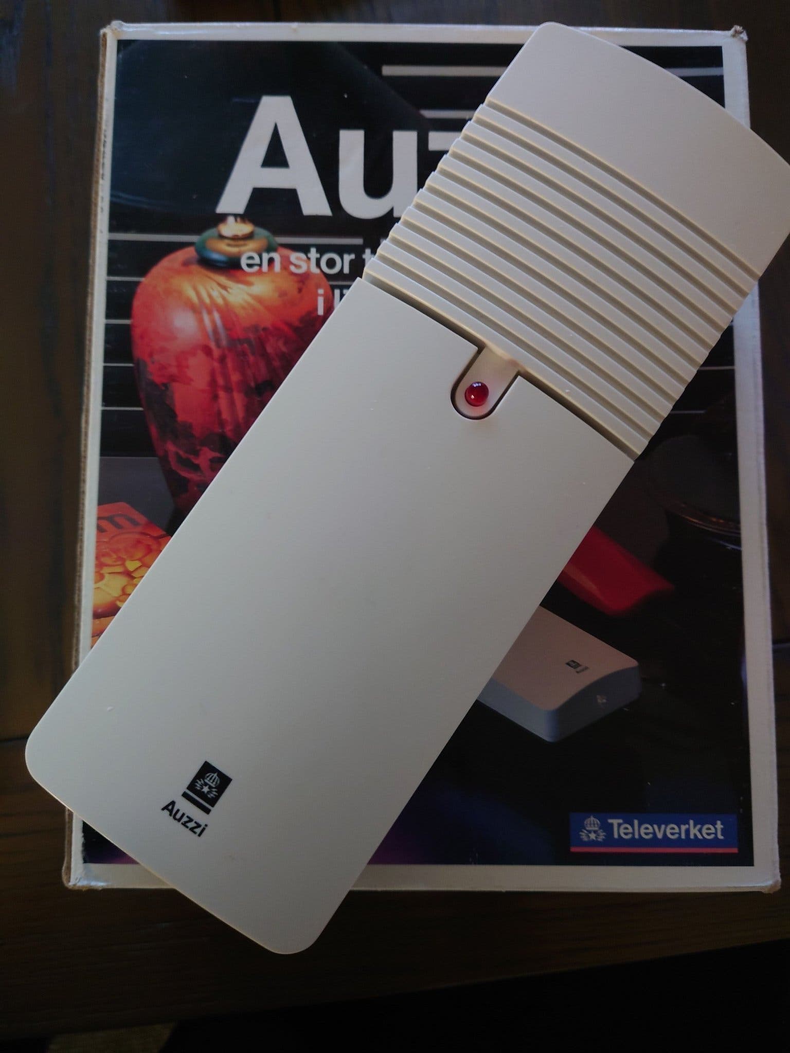 Se produkter som liknar Televerket telefonsvarare Auzzi på Tradera ...