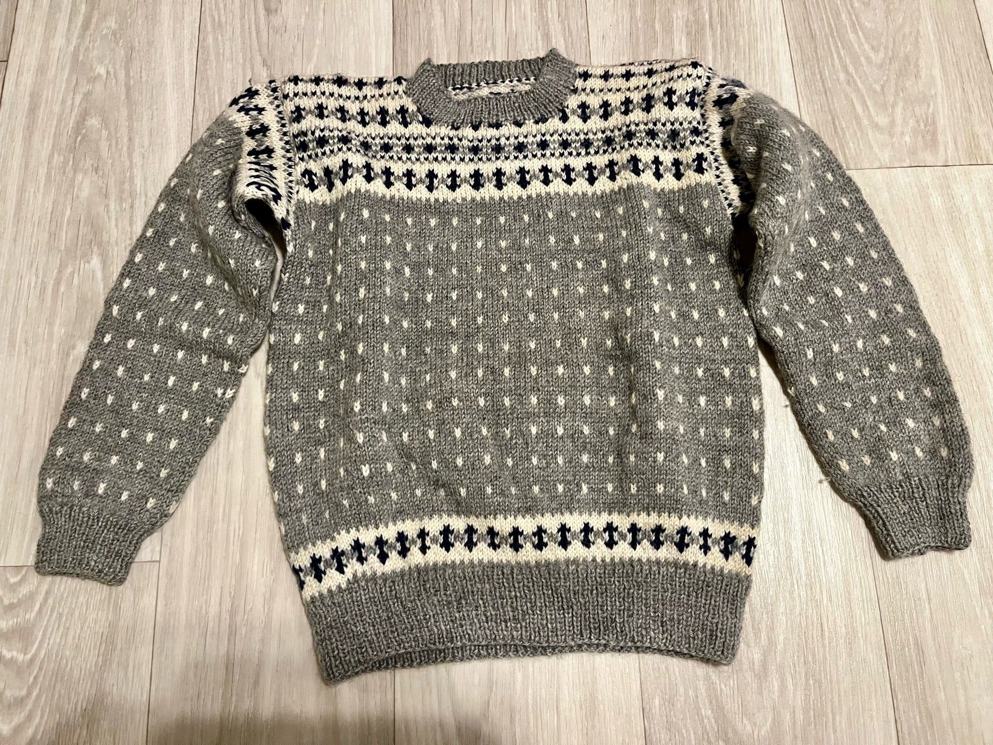 Se produkter som liknar Grå mönstrad ull ylle tröja v.. på Tradera ...
