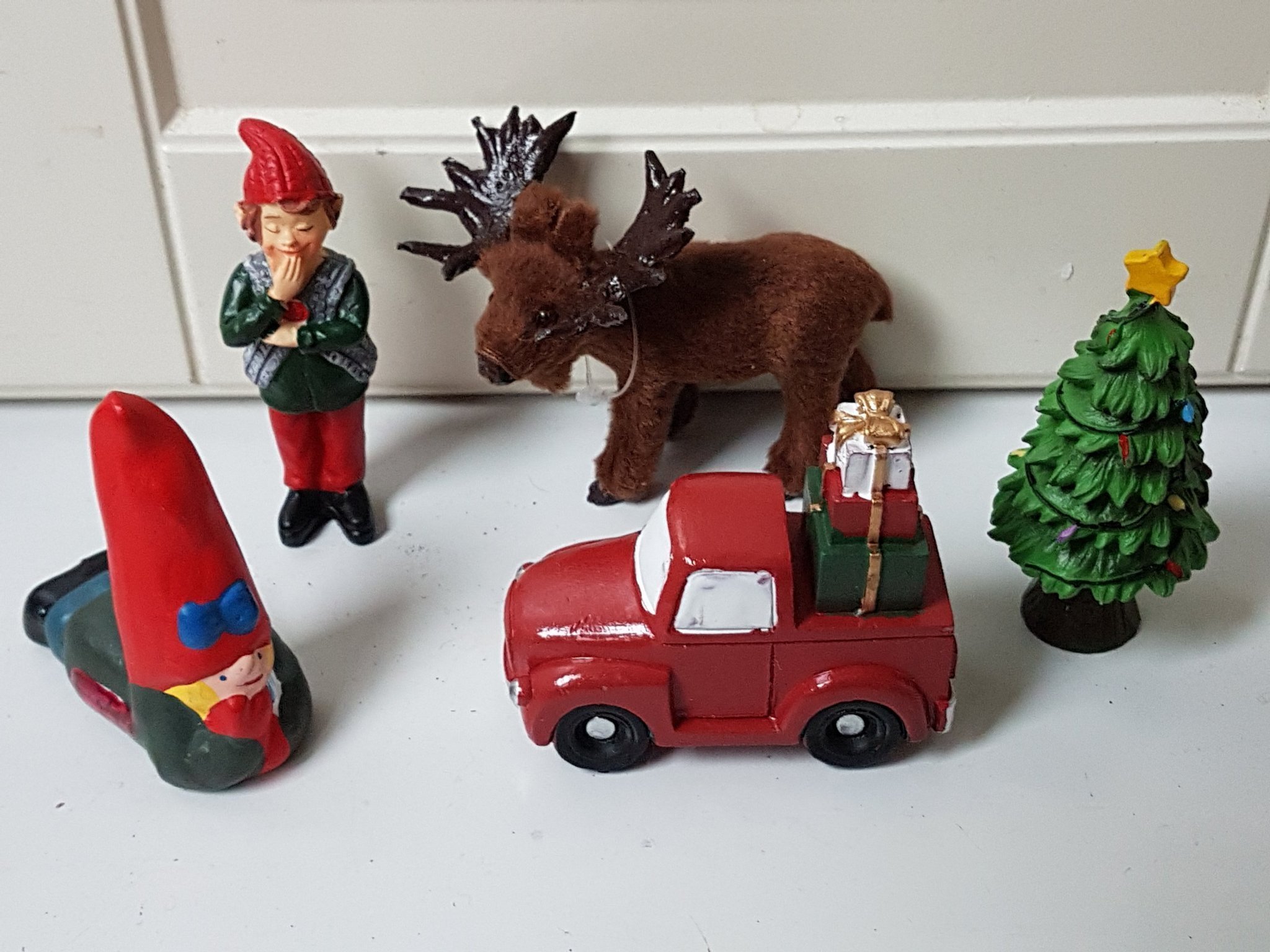 Miniatyr prylar - Tomte, Nisse, älg, lastbil oc.. | Köp på Tradera ...