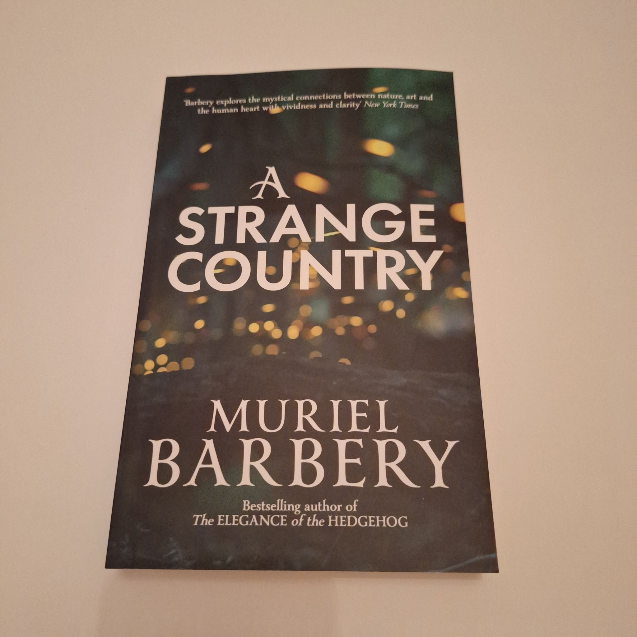A Strange Country av Muriel Barbery. Engelska | Köp på Tradera (691682916)