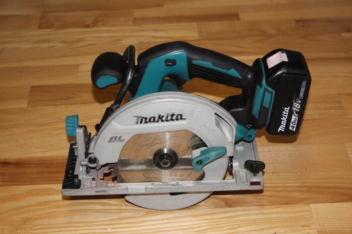 Se produkter som liknar Makita DHS 680 Cirkelsåg 18V på Tradera (577540703)