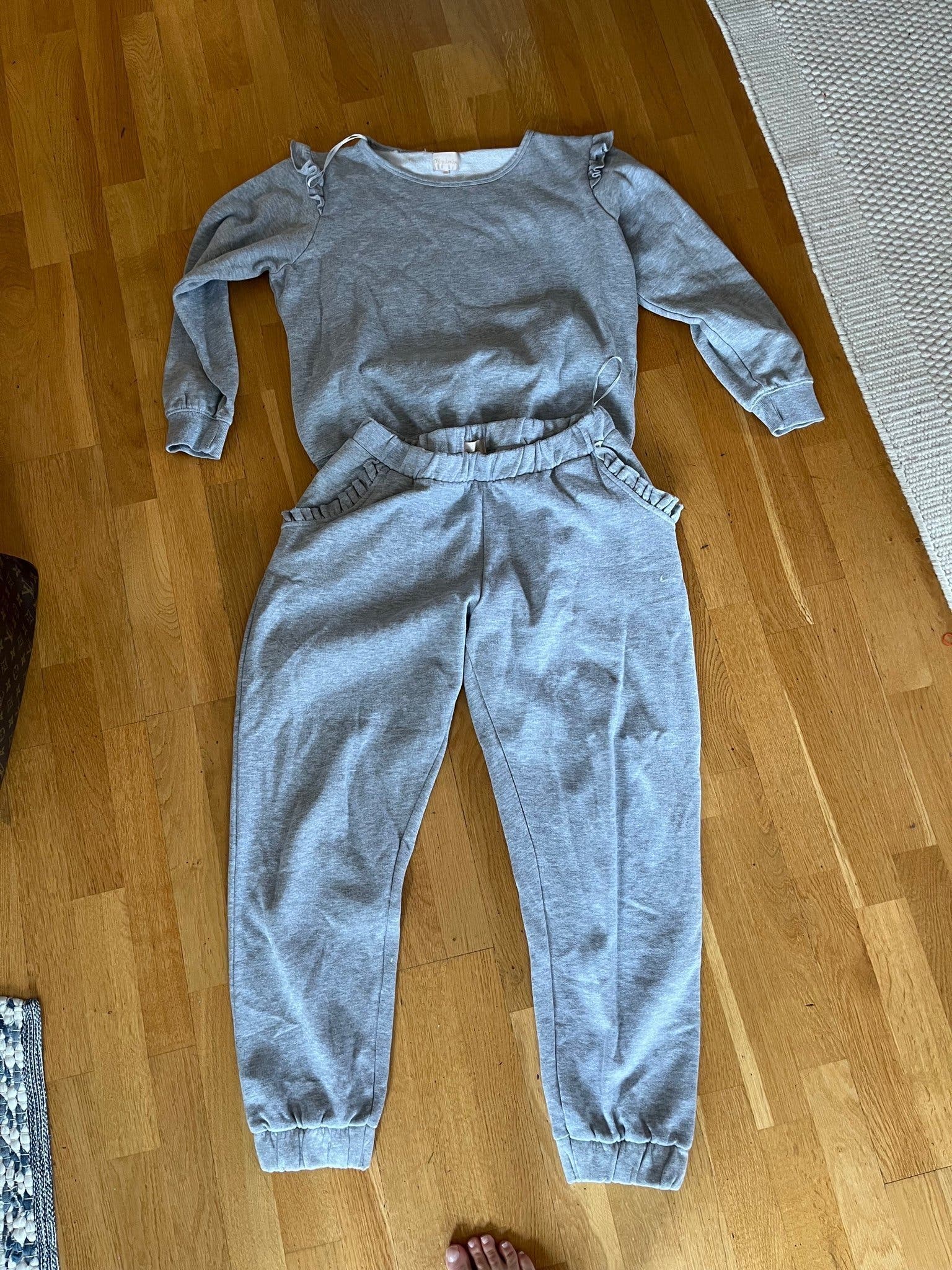 Se produkter som liknar Grått set från Chica London på Tradera (699911834)