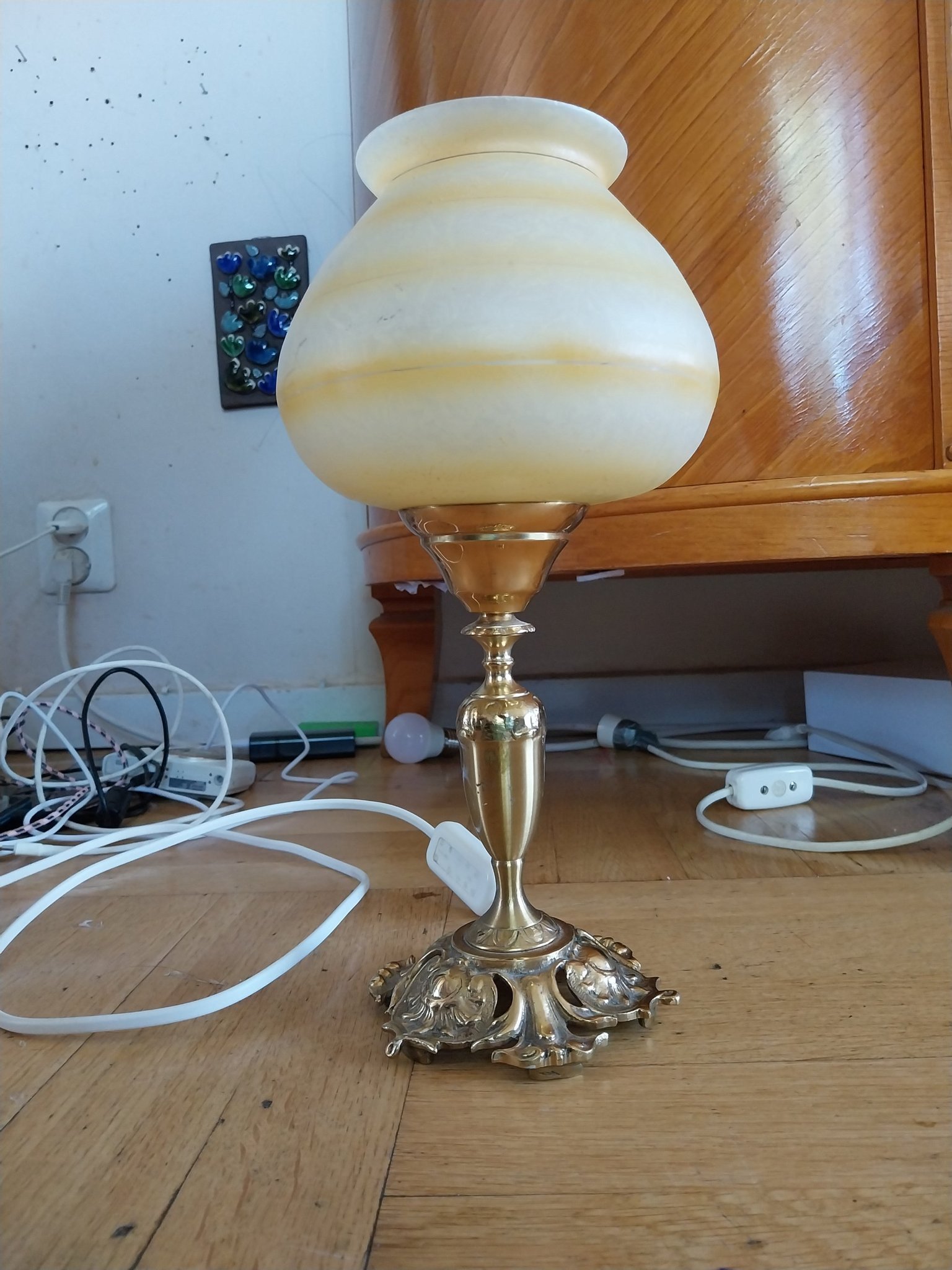 Bordslampa med mässingsfot och glasskärm retro 9 | Köp på Tradera ...