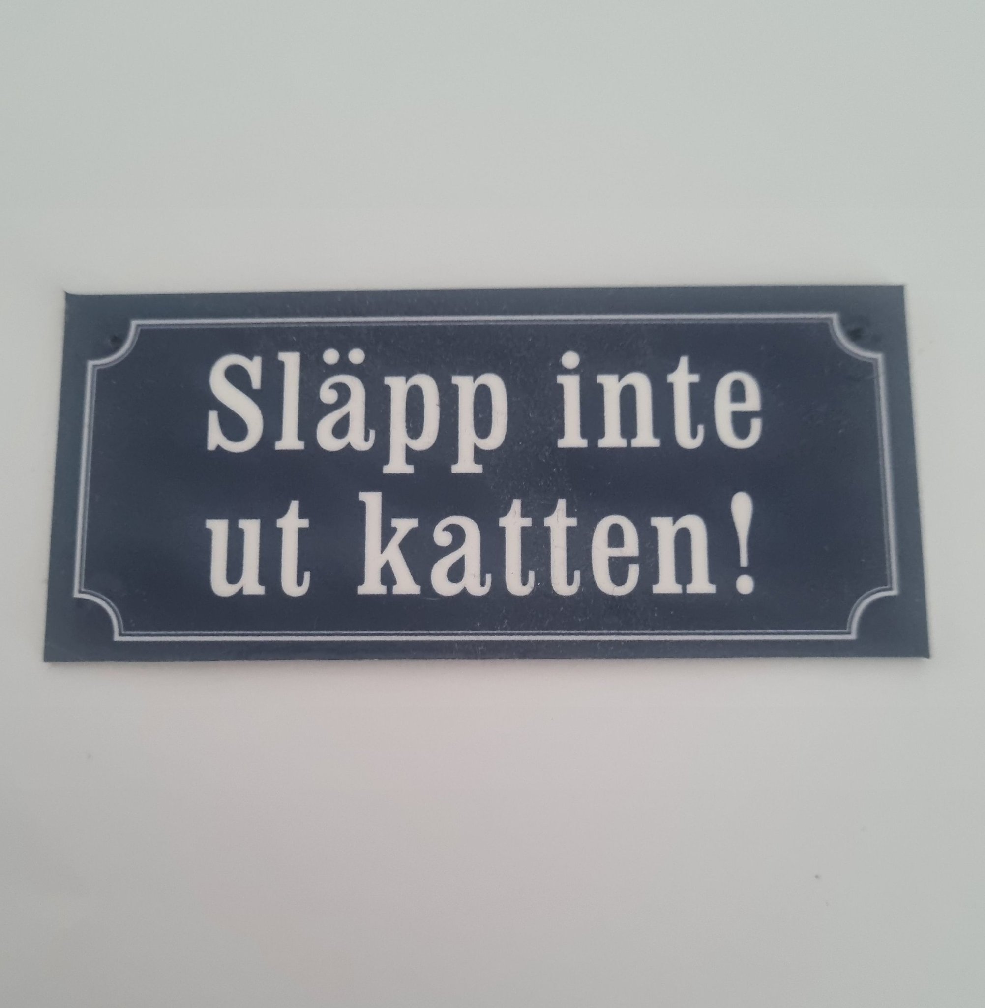 Se produkter som liknar Skylt "Släpp inte ut katten!".. på Tradera ...