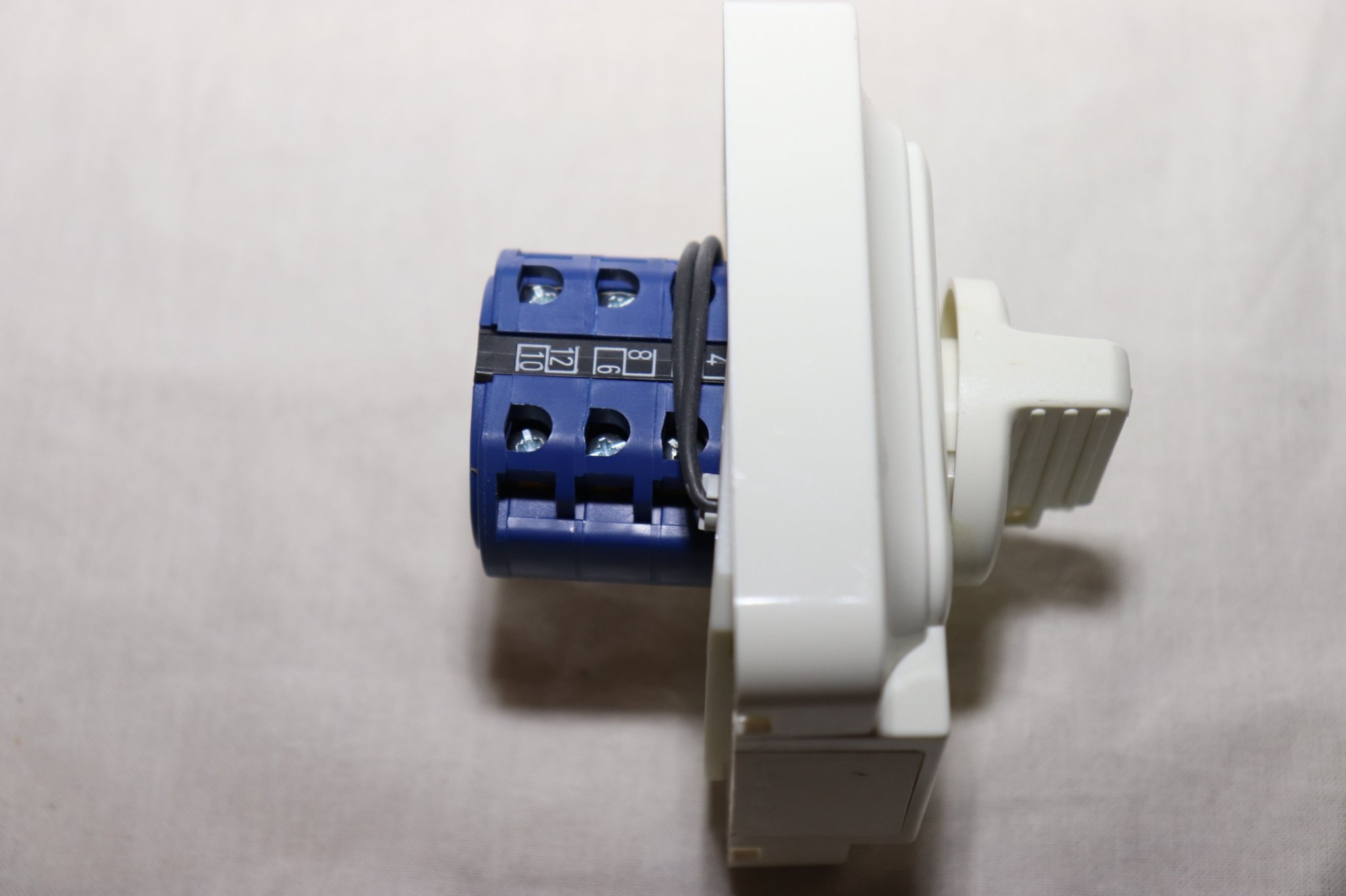 Tvåpolig säkerhetsbrytare av märket Eljo trend | Köp på Tradera (597686997)