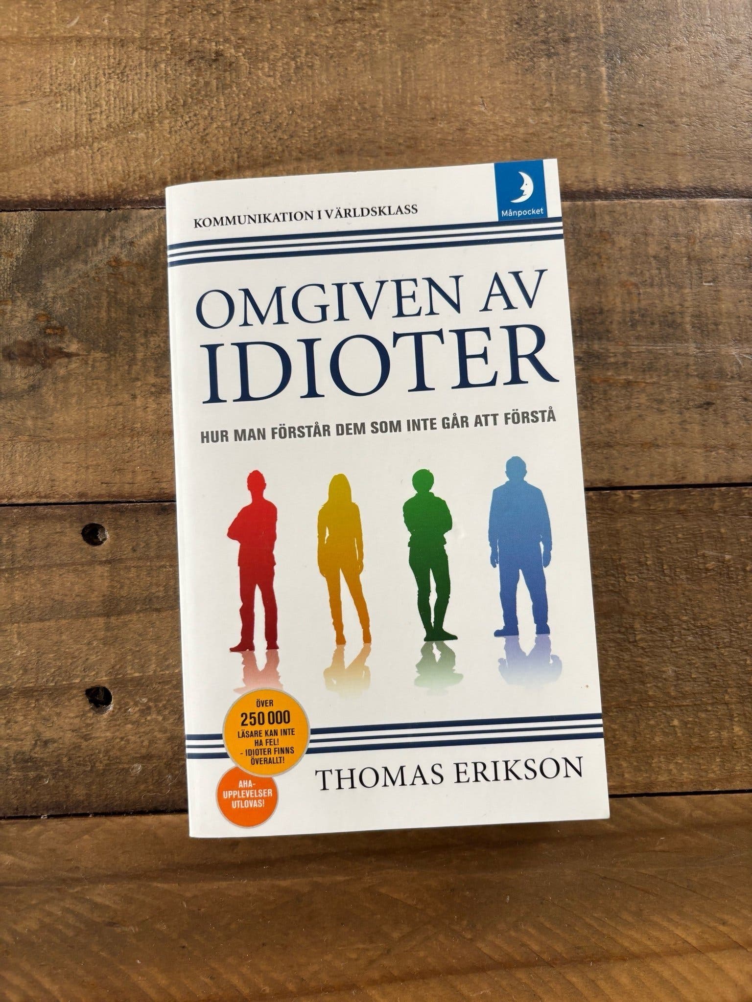 Se produkter som liknar Omgivna av idioter: Hur man f.. på Tradera ...