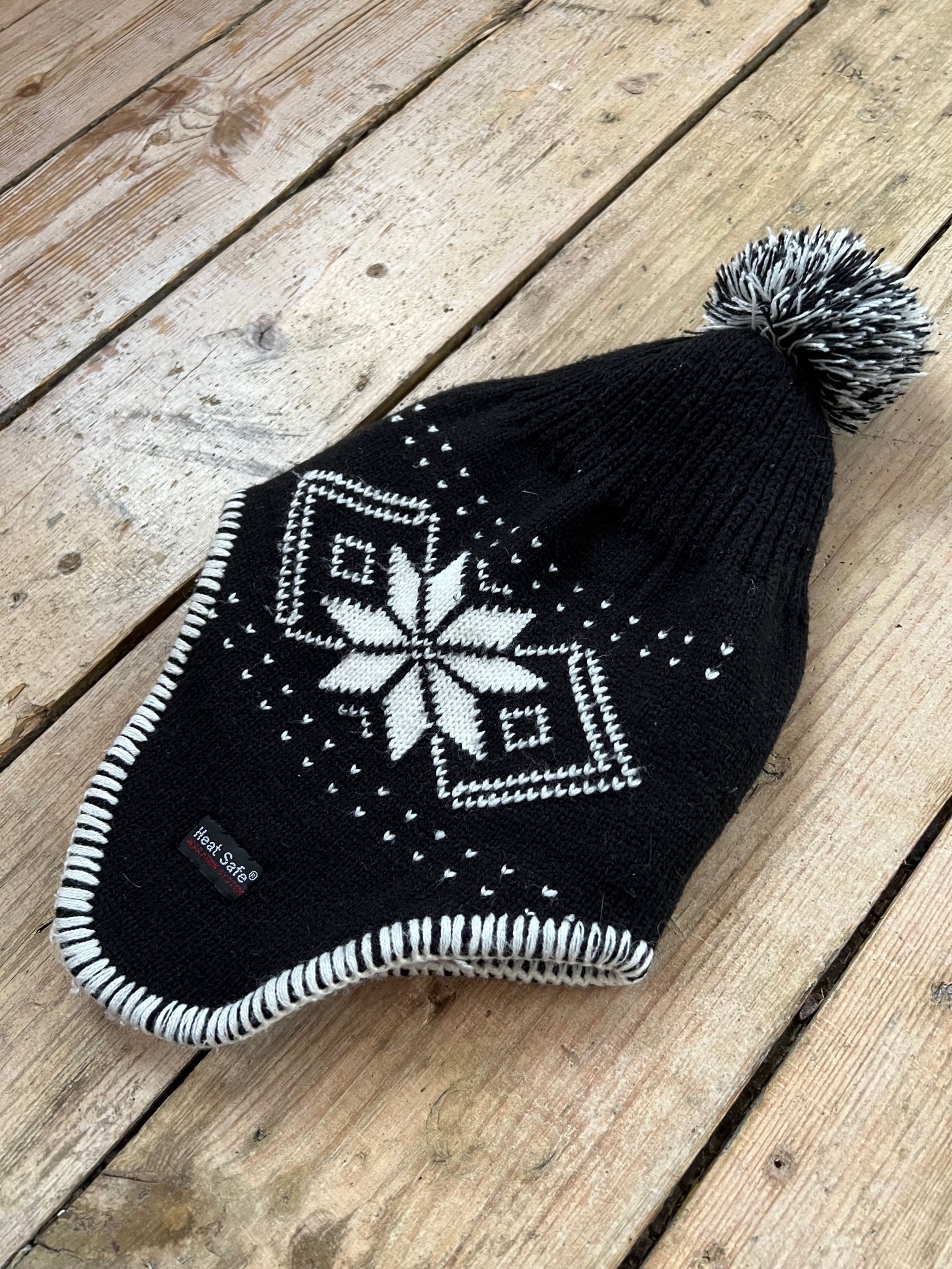 Stickad vintermössa med öronlappar och pompom –.. | Köp på Tradera ...