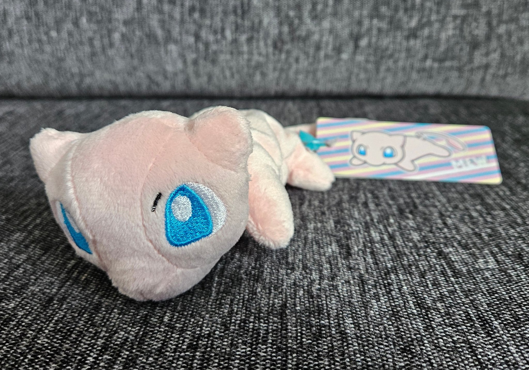 Nintendo Pokémon Center - Mew Kuttari Sleeping .. | Köp på Tradera ...