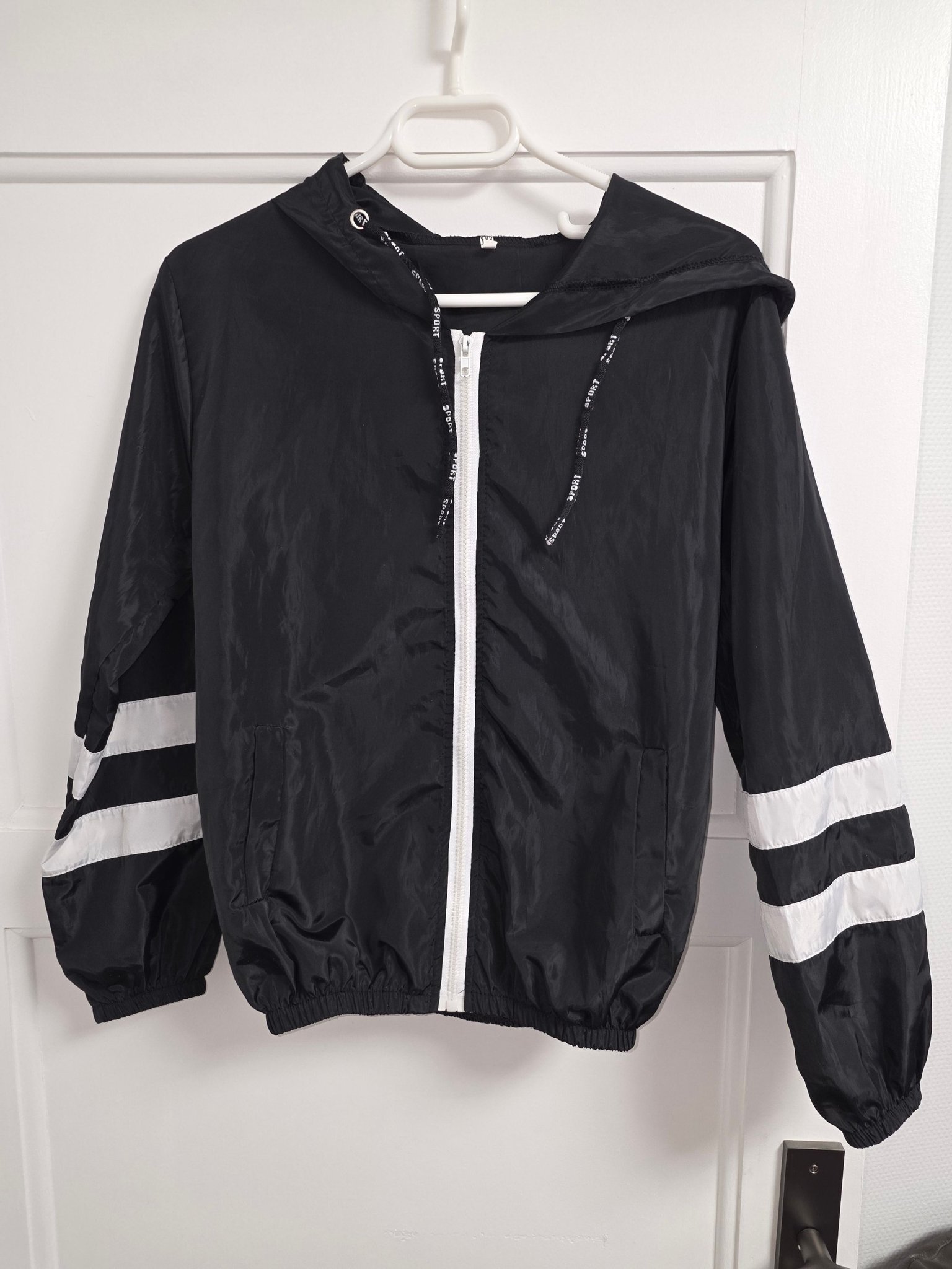 Svart tunn jacka, storlek M | Köp på Tradera (709468892)
