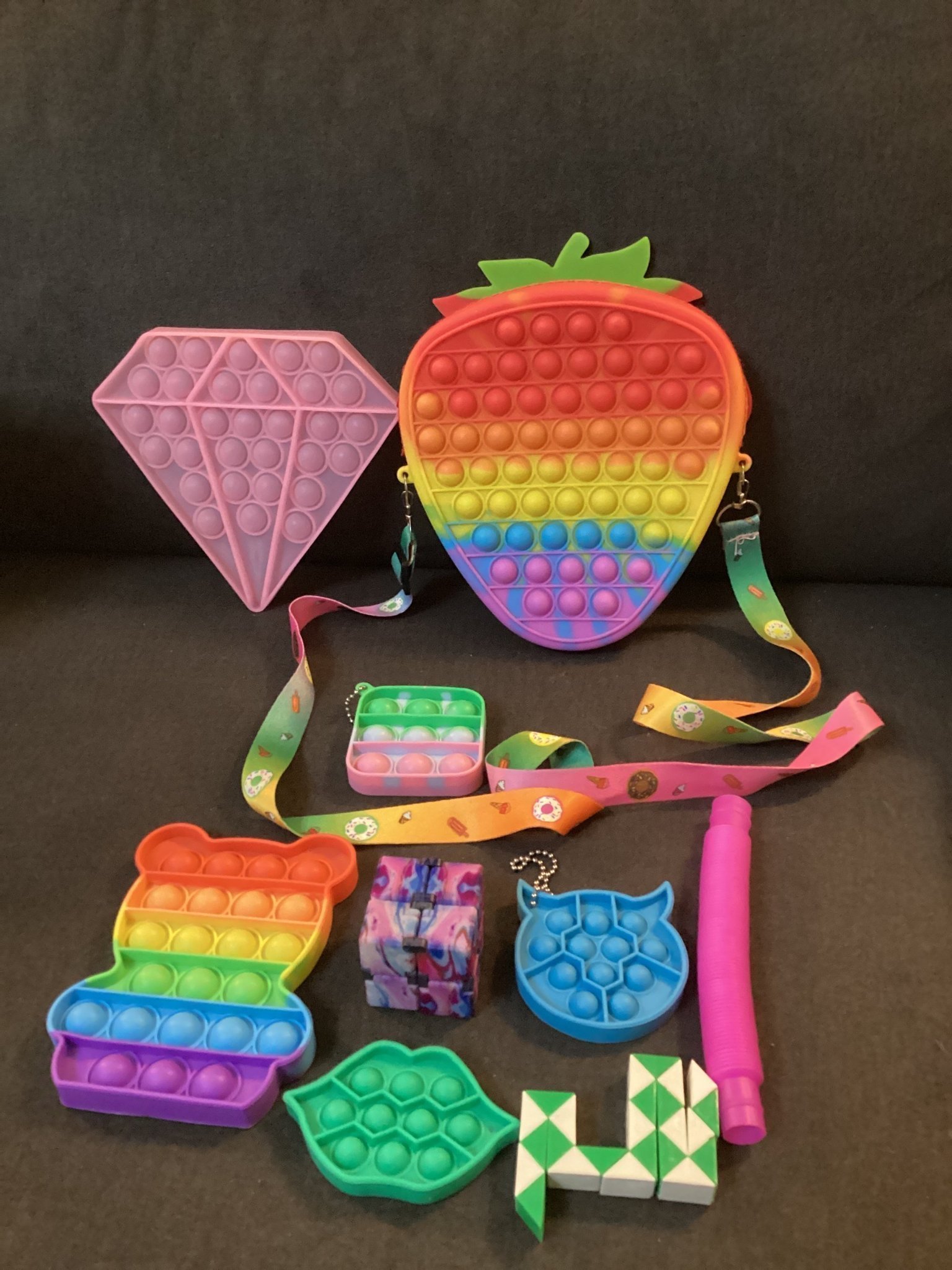 Fidget Toys Set, väska och andra fidget toys | Köp på Tradera (733876915)