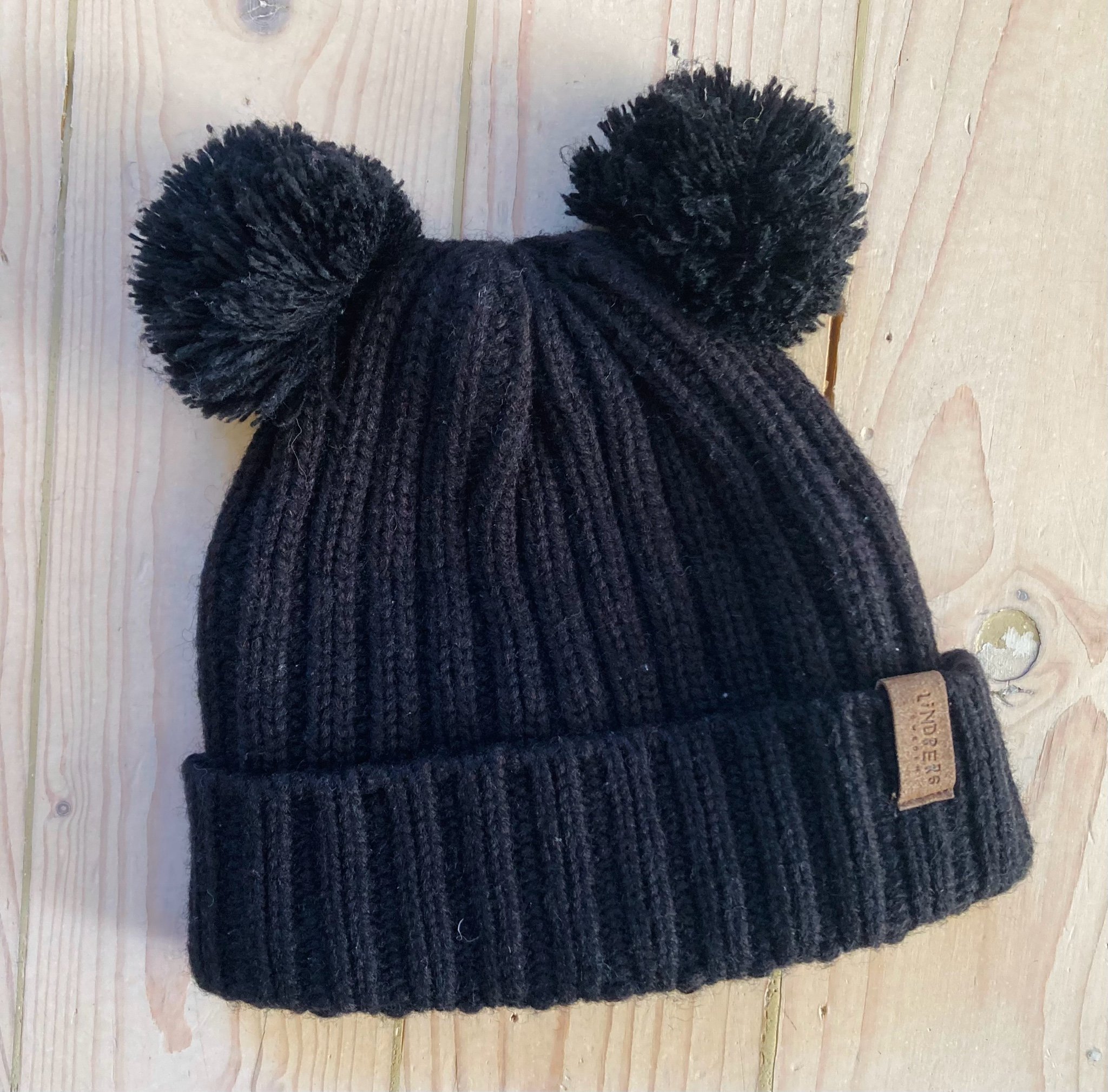 Se produkter som liknar Mössa med Pom-Pom-Öron från L.. på Tradera ...