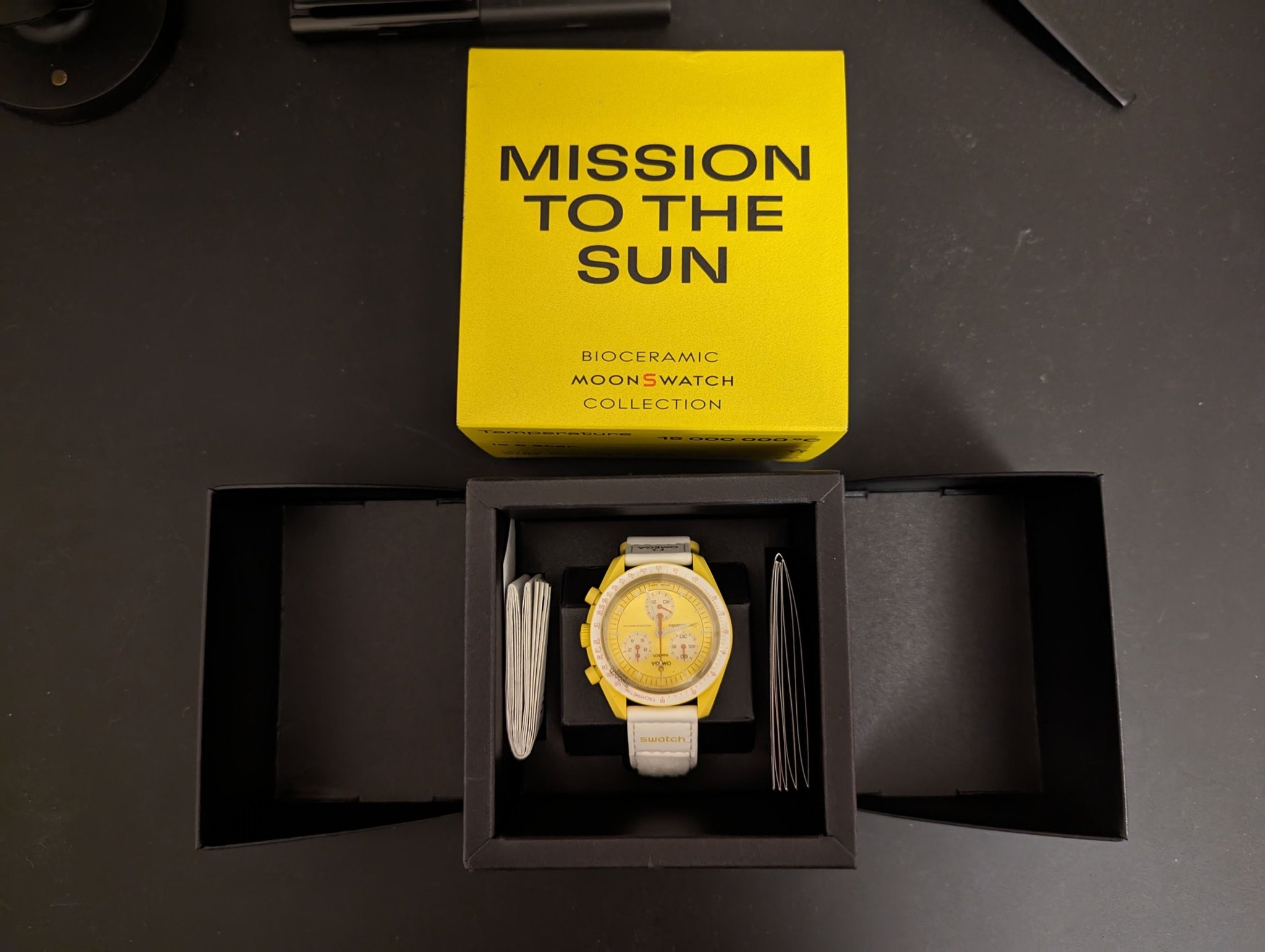Se produkter som liknar Moonswatch Sun - Omega x Swatch på Tradera ...
