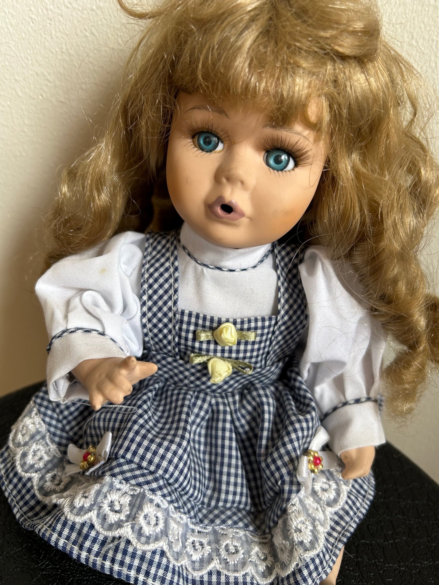 Se produkter som liknar Mycket välgjord porslinsdocka.. på Tradera ...