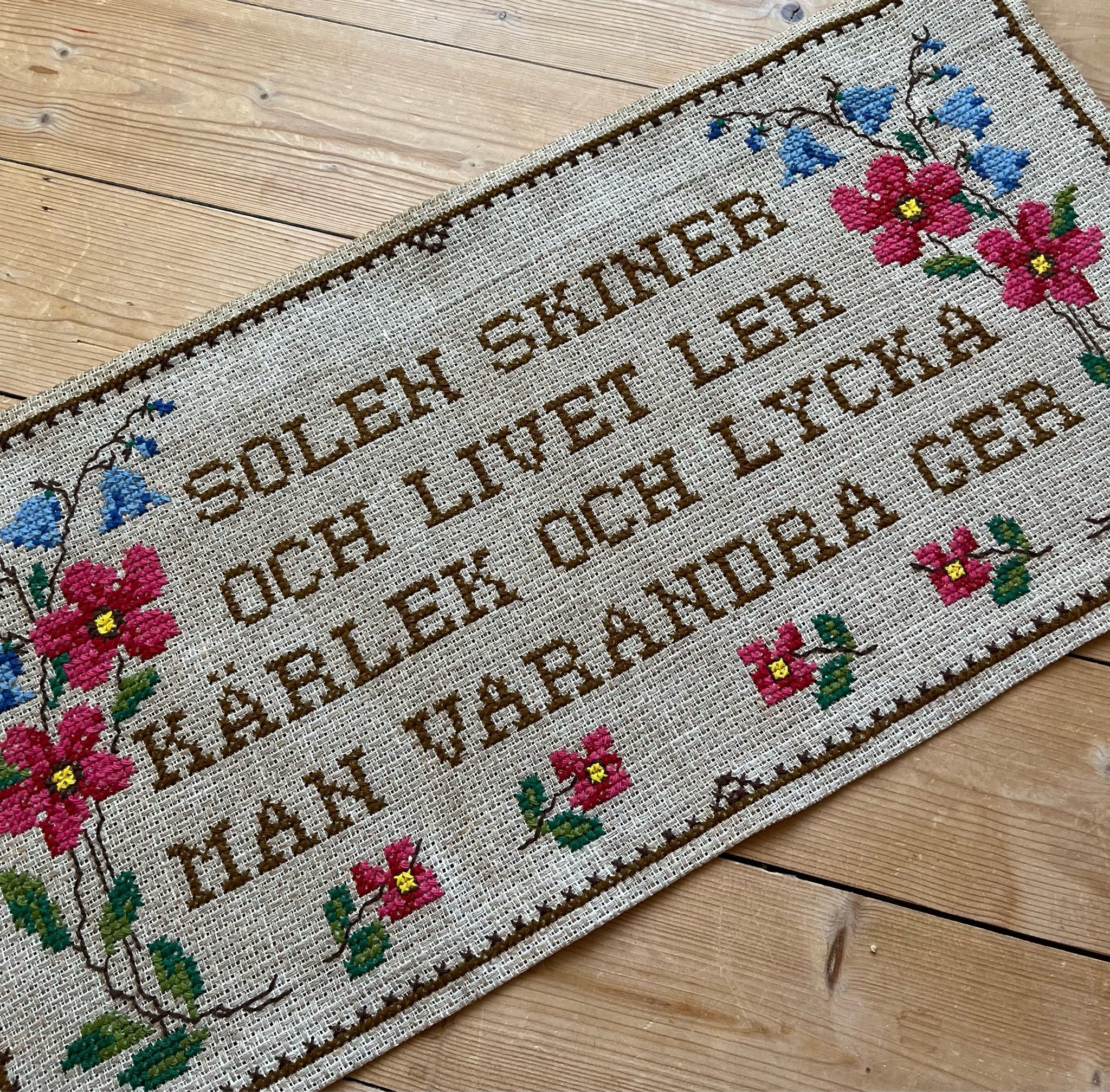 Retro broderad bonad / korsstygn / Solen skiner.. | Köp på Tradera ...