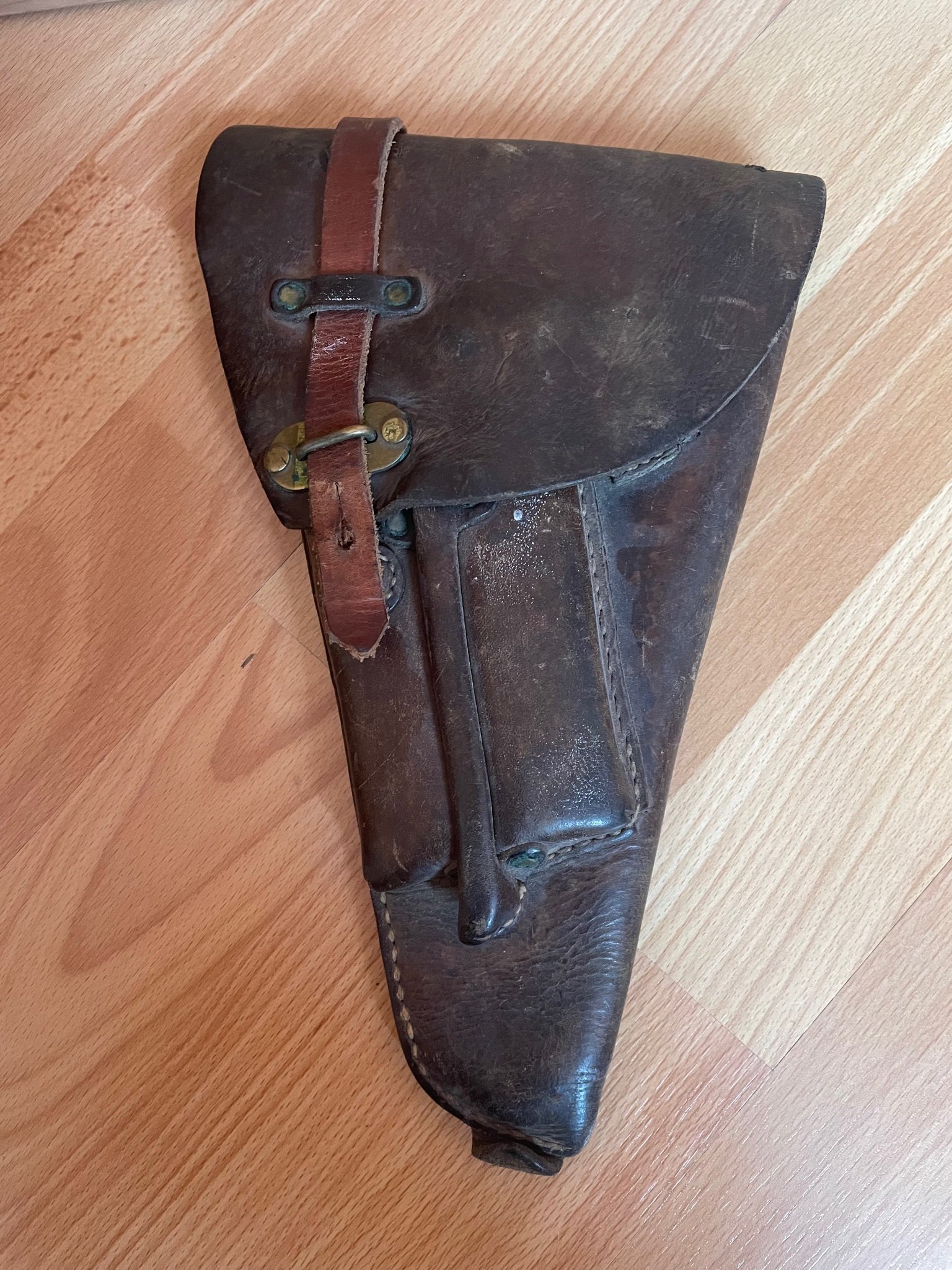 Se produkter som liknar Försvarets Pistolhölster m/40 på Tradera ...