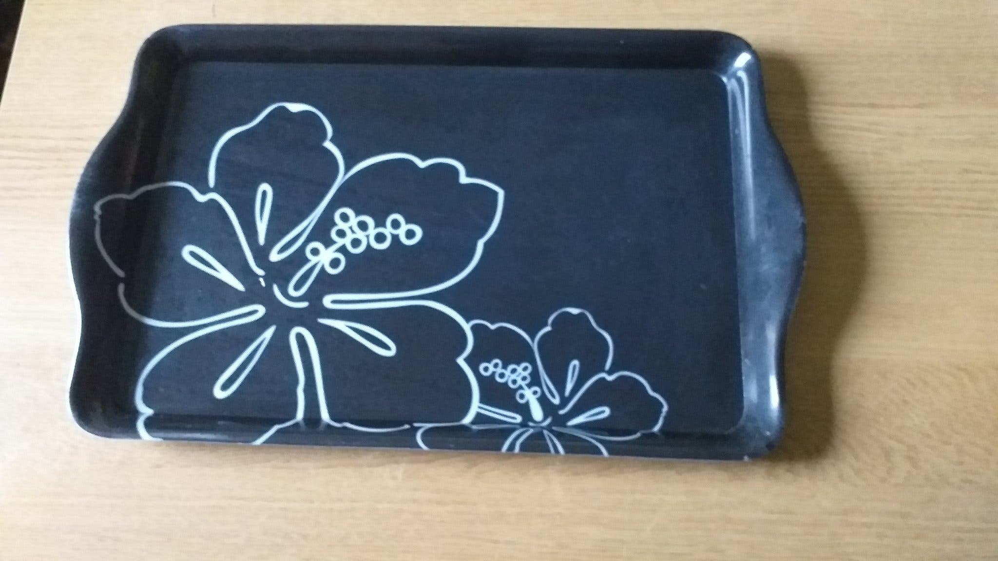 Se produkter som liknar Svart bricka med blommönster .. på Tradera ...