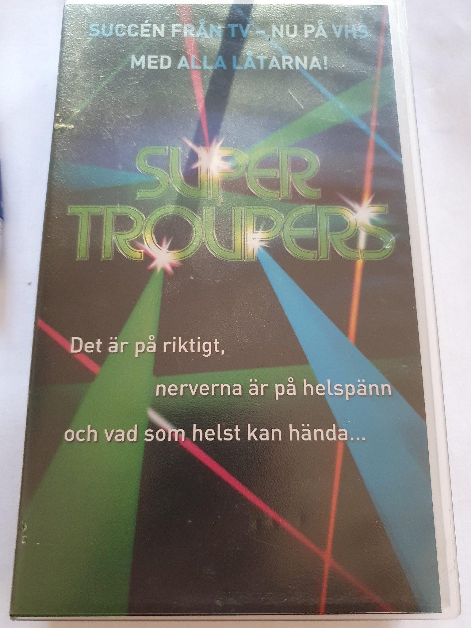 Se produkter som liknar Super Troupers VHS på Tradera (678205445)