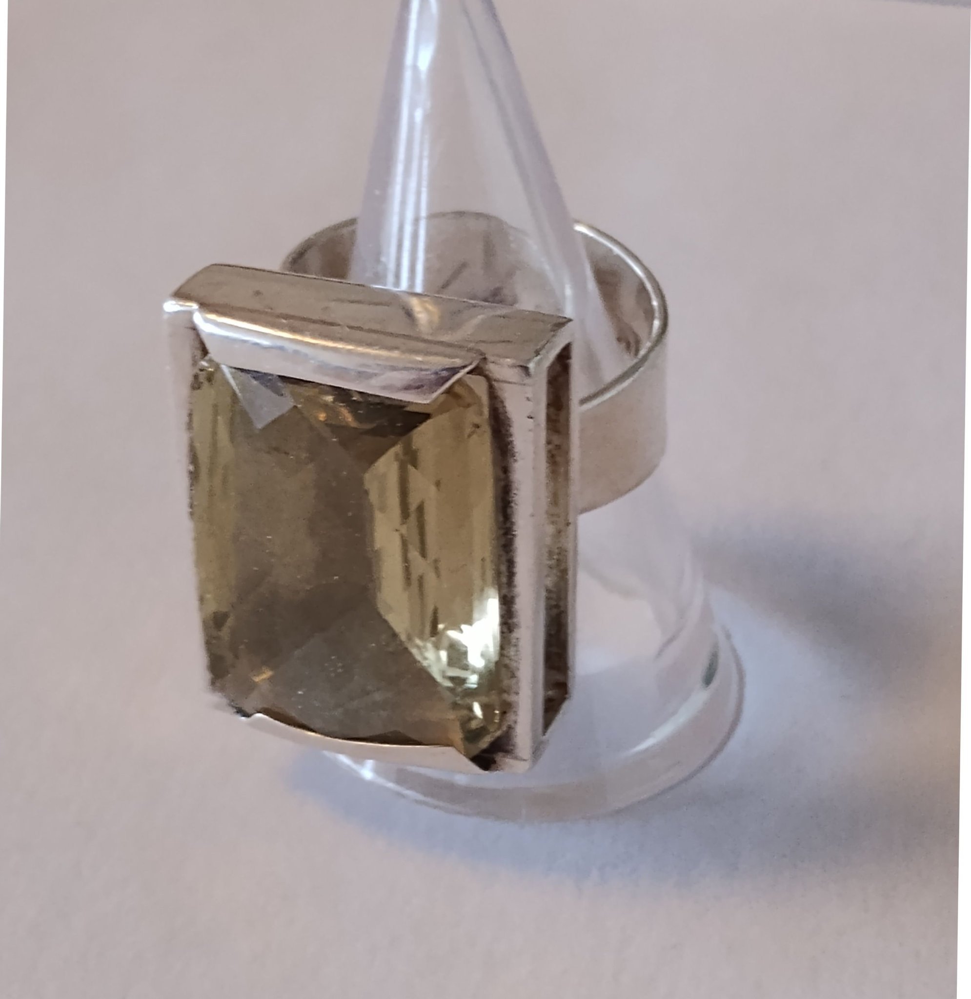 Se produkter som liknar Ring i silver med stor sten, .. på Tradera ...