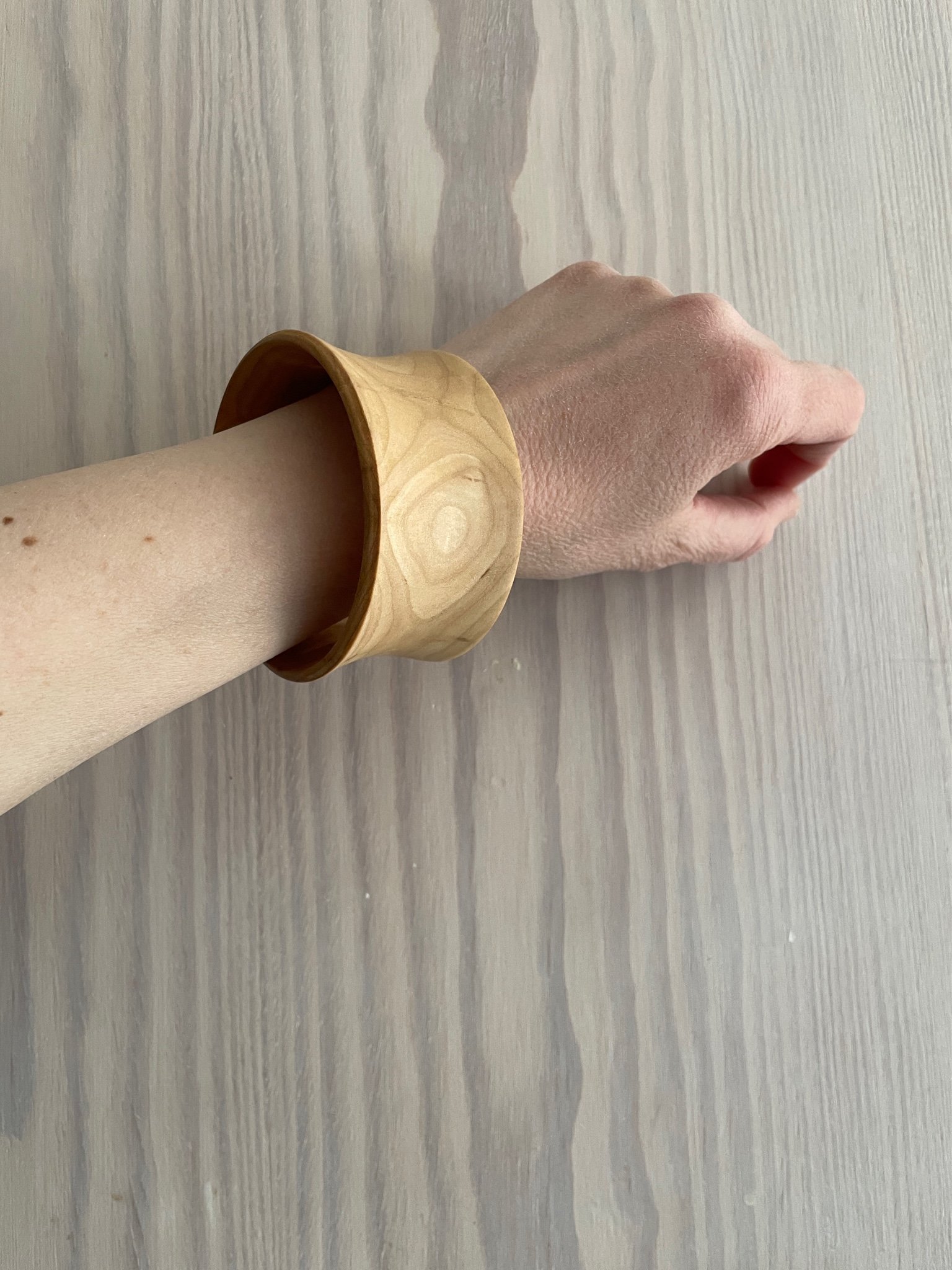 Se produkter som liknar Armband stelt trä Finsk desig.. på Tradera ...