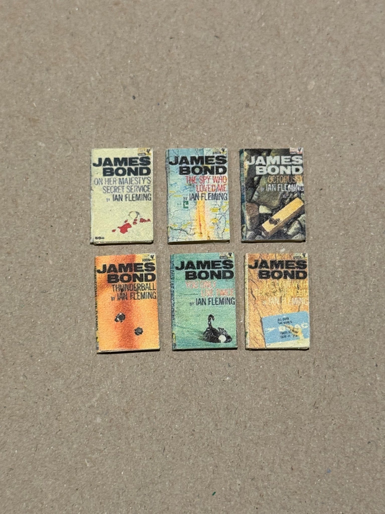 Ian Flemming (James Bond) böcker till dockskåp | Köp på Tradera (711335319)