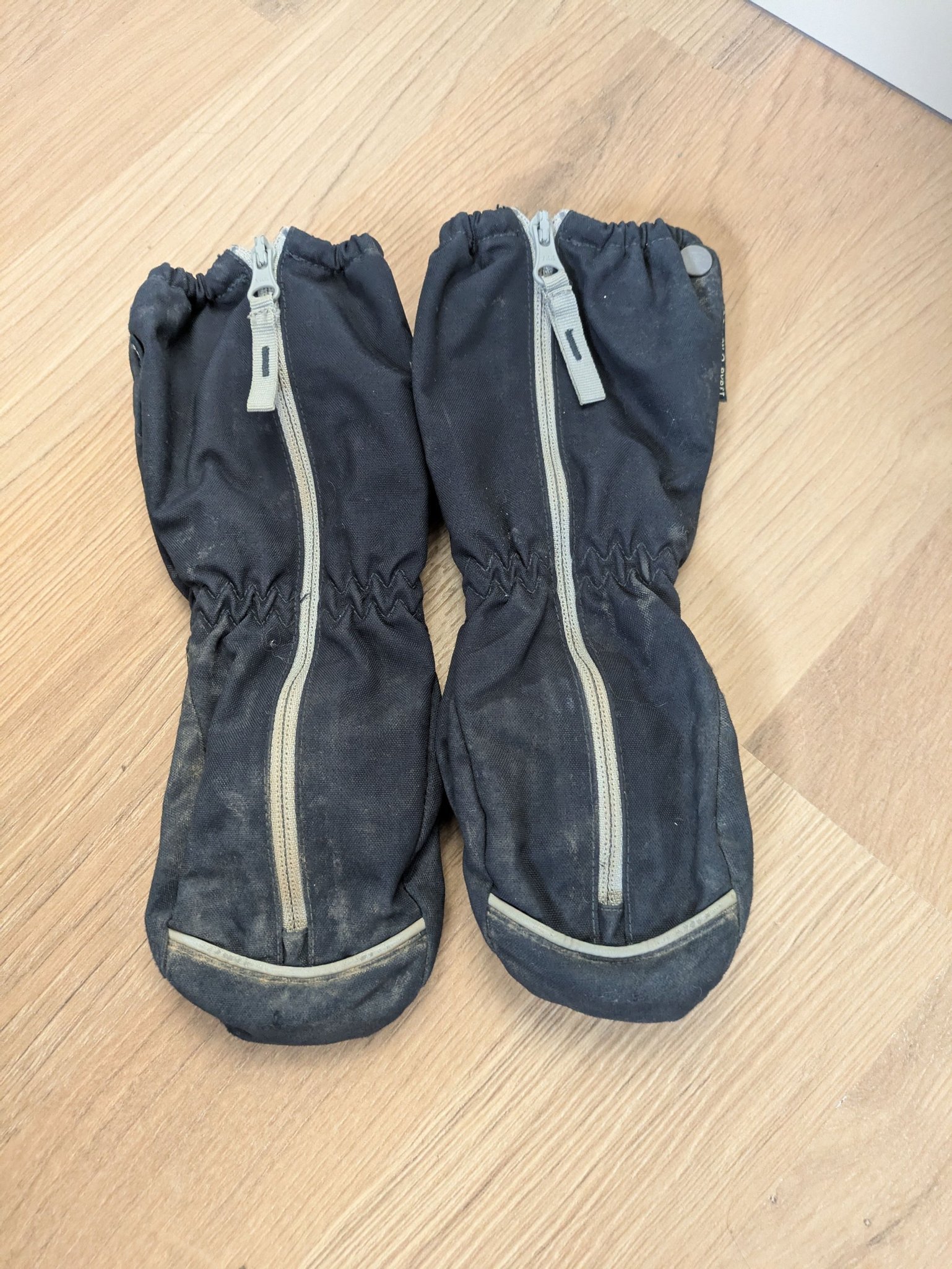 Polarn O. Pyret skalvantar, storlek 2-4 YRS | Köp på Tradera (699758659)