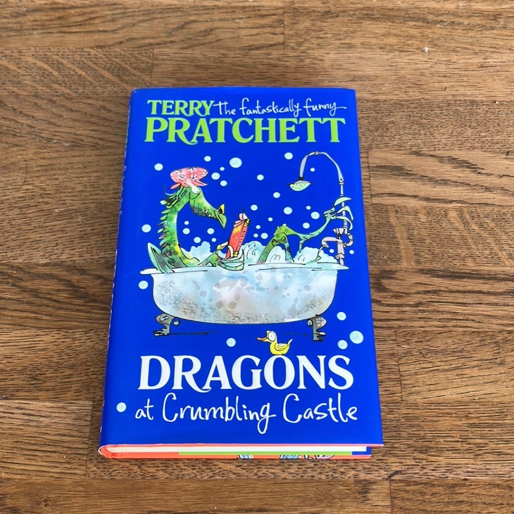 Bok - Terry Pratchett - Dragons at Crumbling Ca.. | Köp på Tradera ...