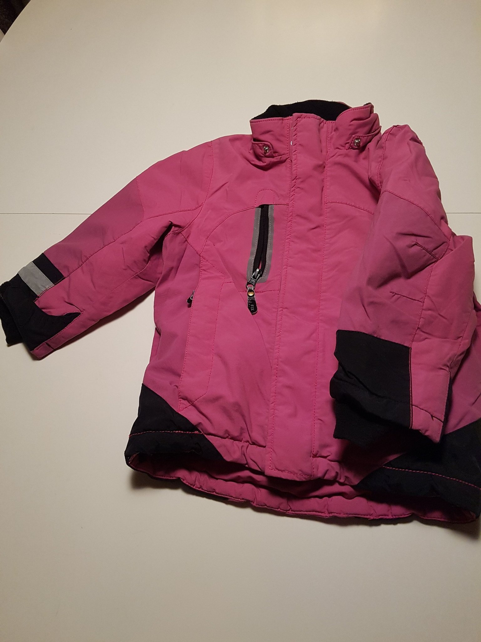 Se produkter som liknar FIX rosa jacka st104 på Tradera (707593559)