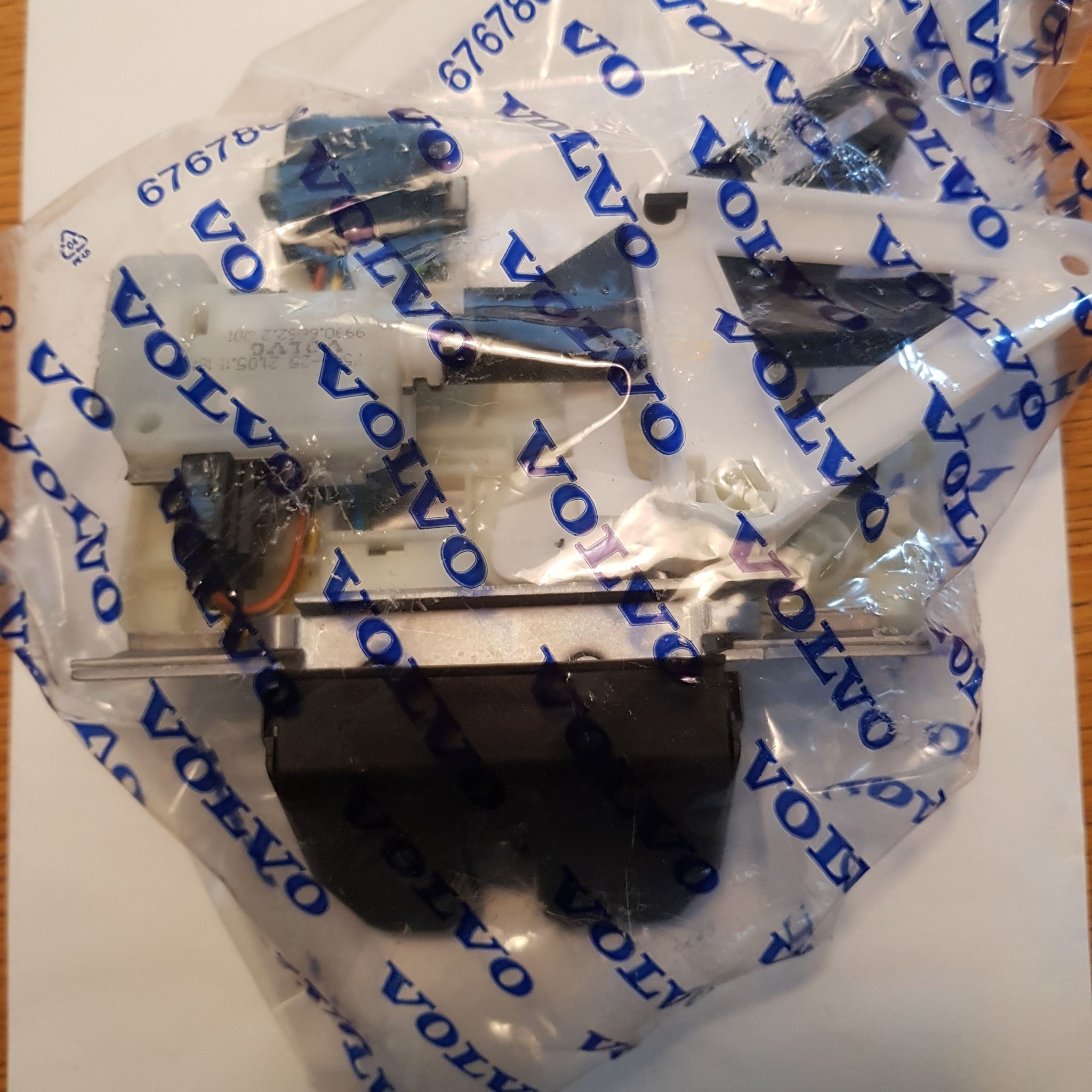 Baklucka lås Volvo 31253047 V70-XC70(Nos). | Köp på Tradera (695019808)