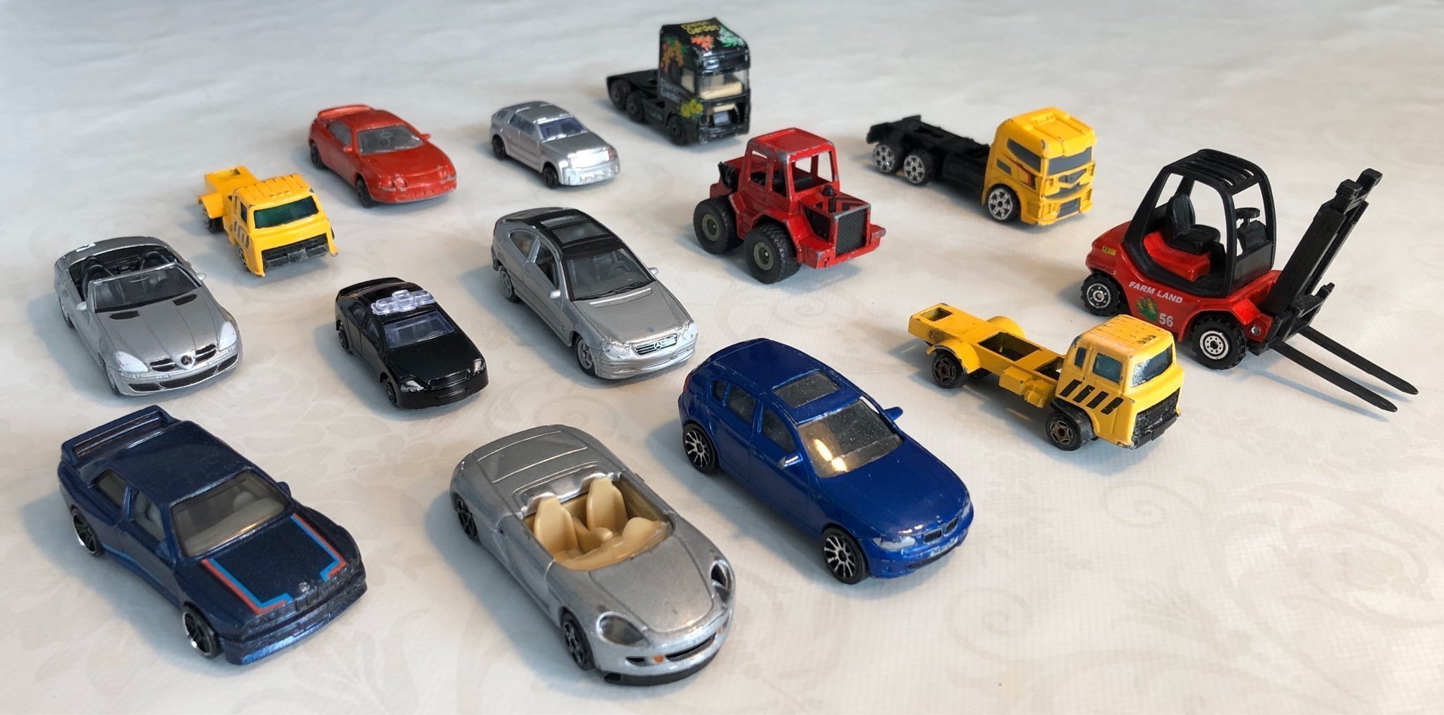 Stort paket 2 div. leksaksbilar i metall och pl.. (405995706) ᐈ Köp på ...