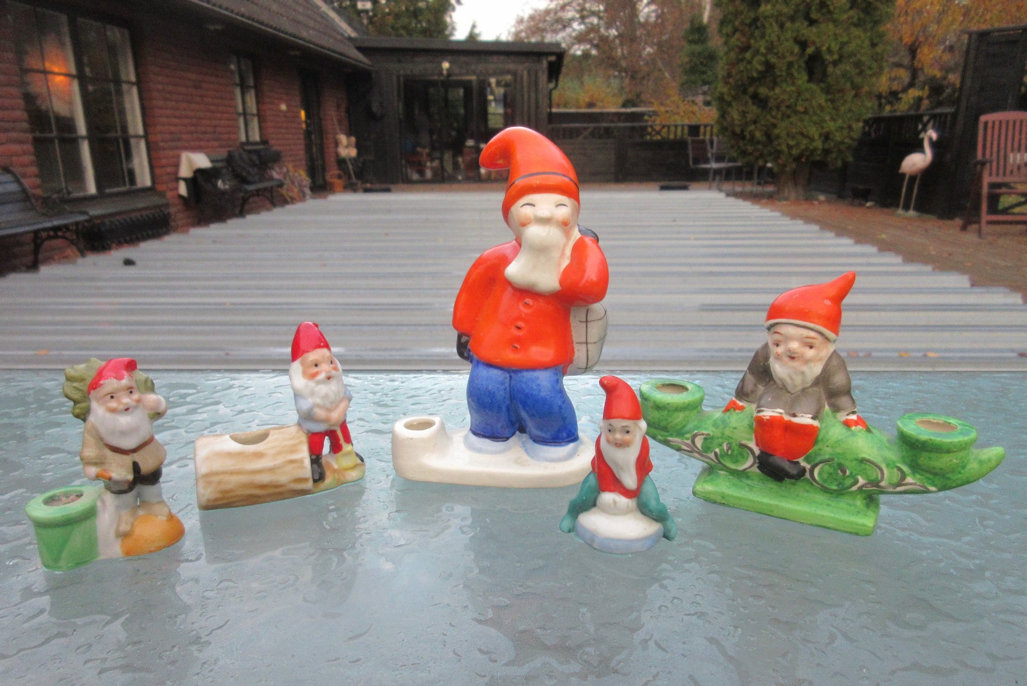 Se produkter som liknar 5 GAMLA FINA STÄMPLADE TOMTAR.. på Tradera ...