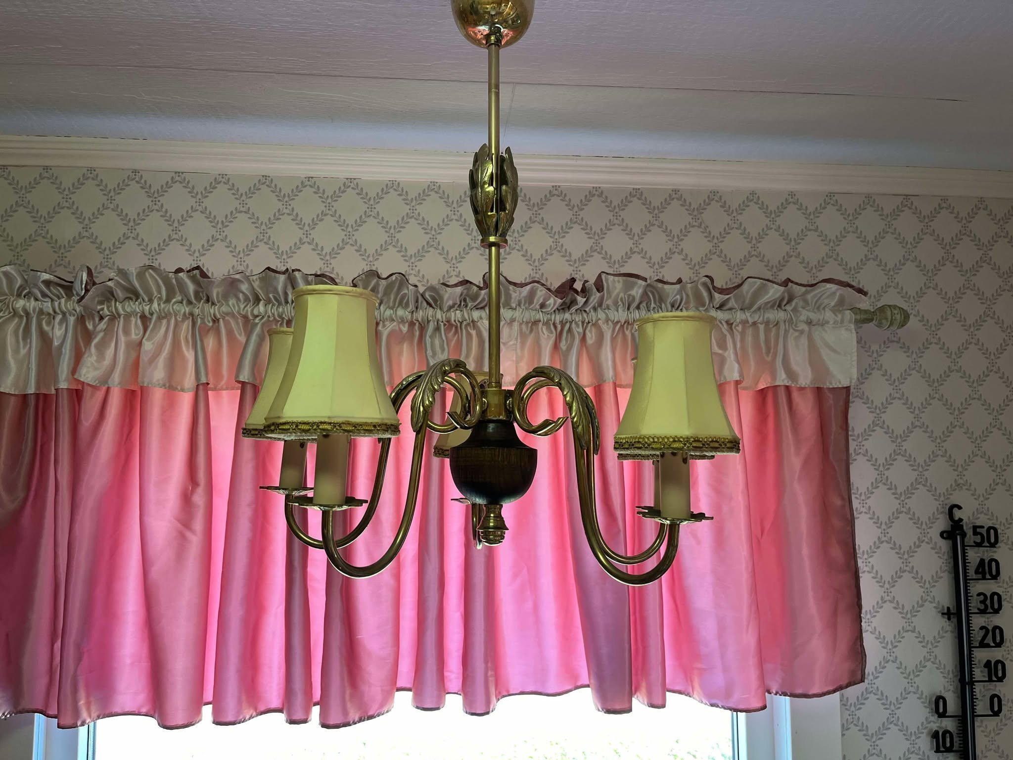 Renoverad takkrona i mässing med inslag av trä .. | Köp på Tradera ...