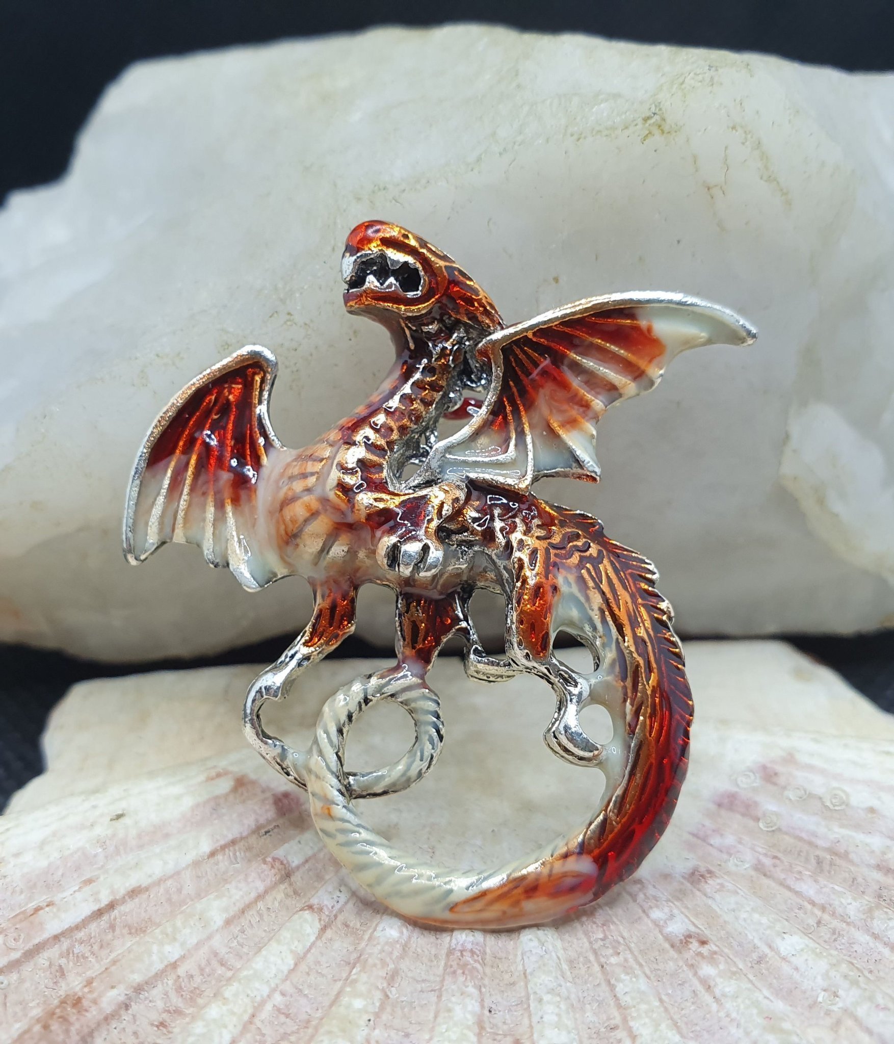 Brosch - Liten Röd Drake | Köp på Tradera (692874071)