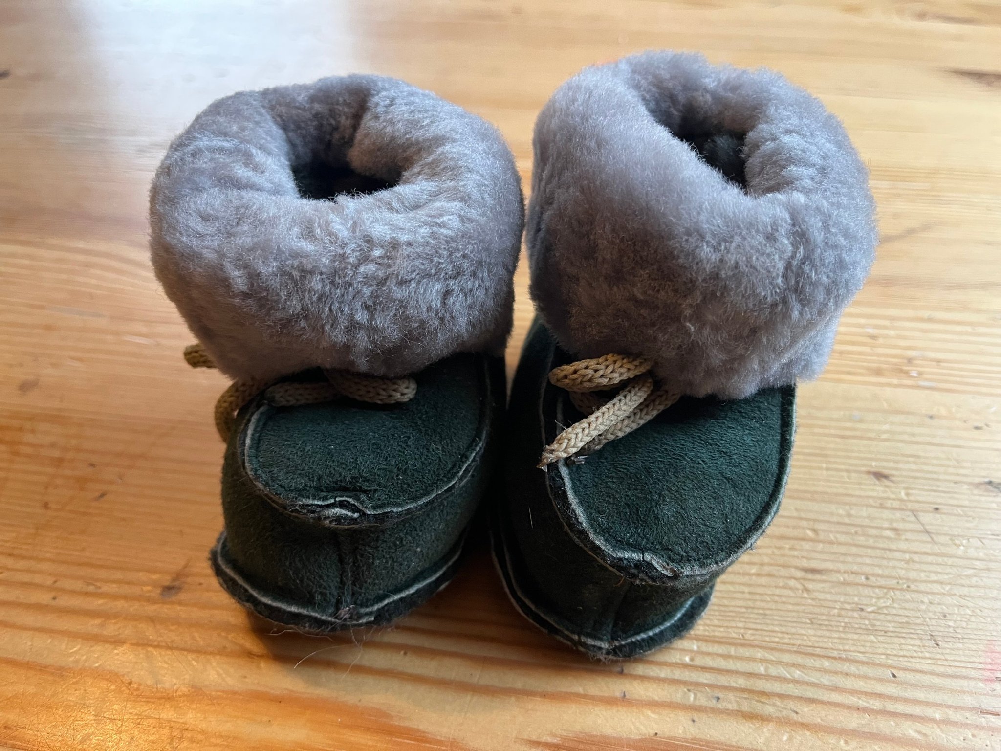 Babytofflor i fårskinn | Köp på Tradera (690672980)