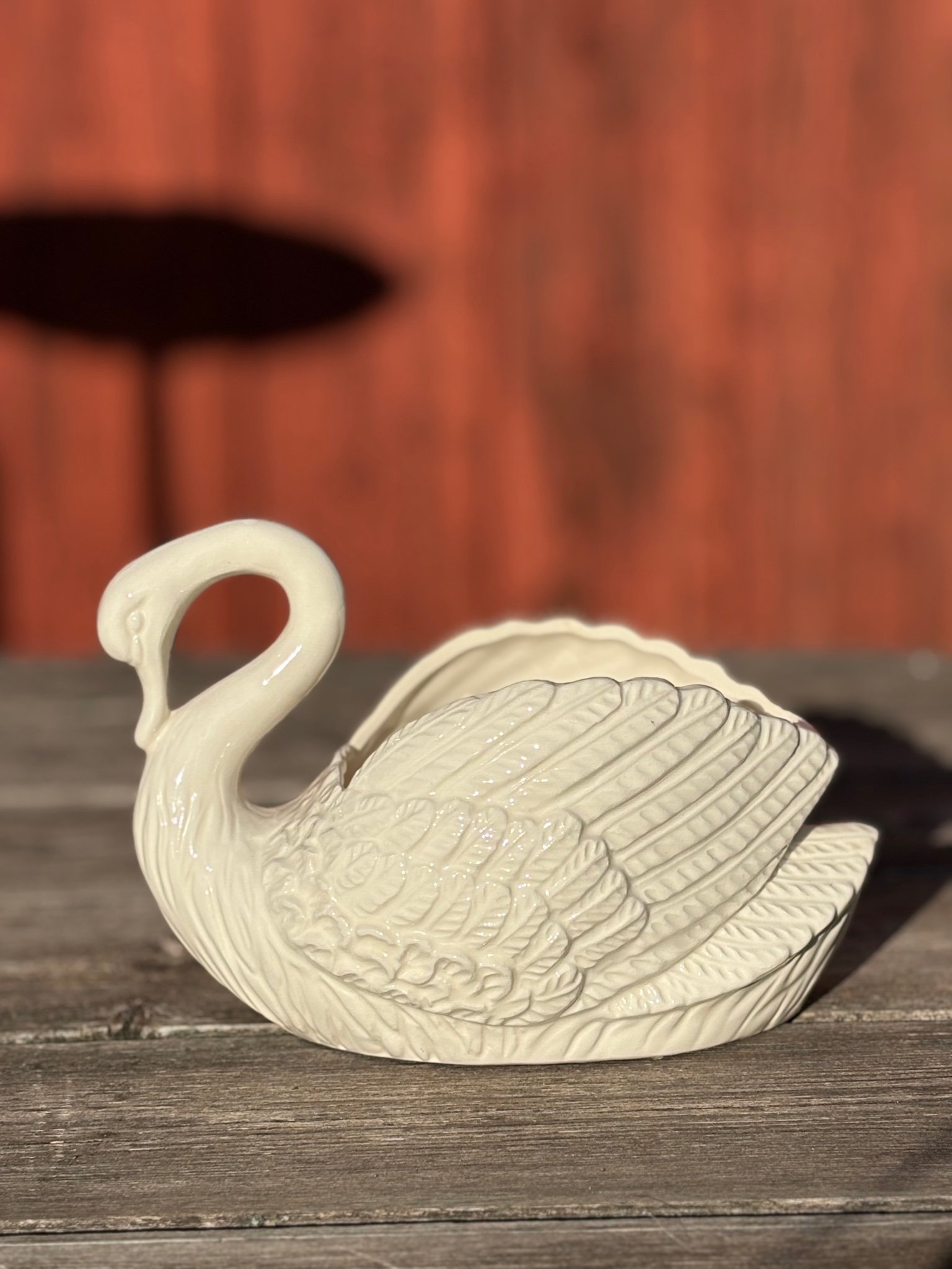 Vit keramik-blomkruka/skål i form av en svan | Köp på Tradera (709089869)