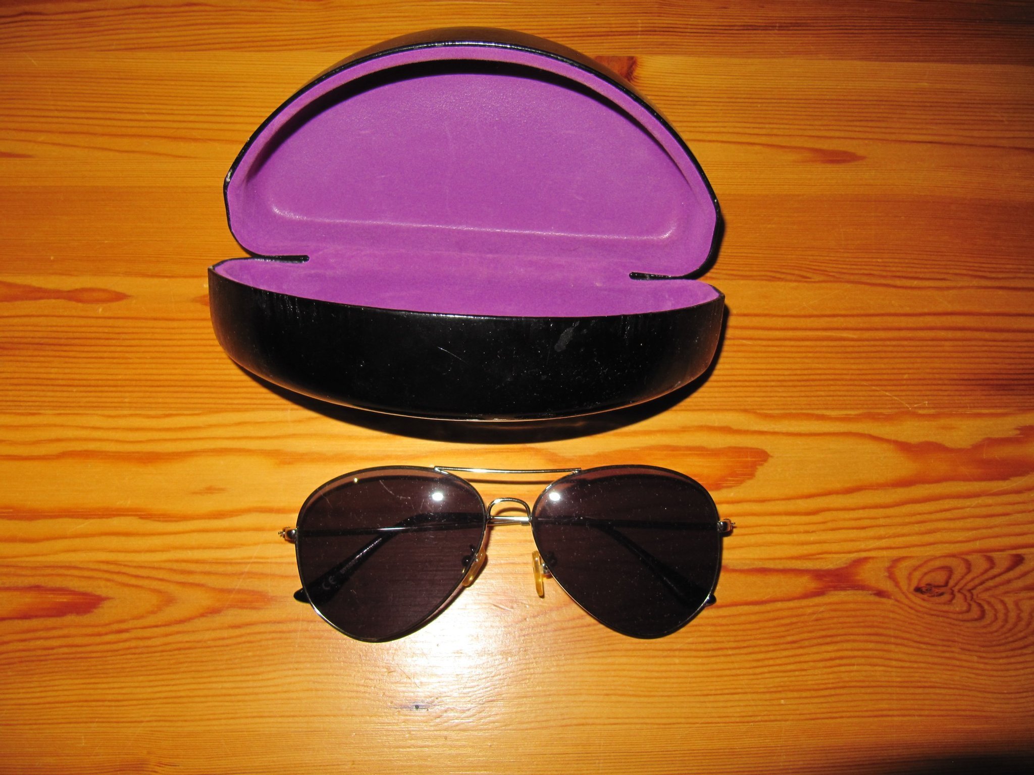 Pilot Solglasögon med Etui | Köp på Tradera (709118927)
