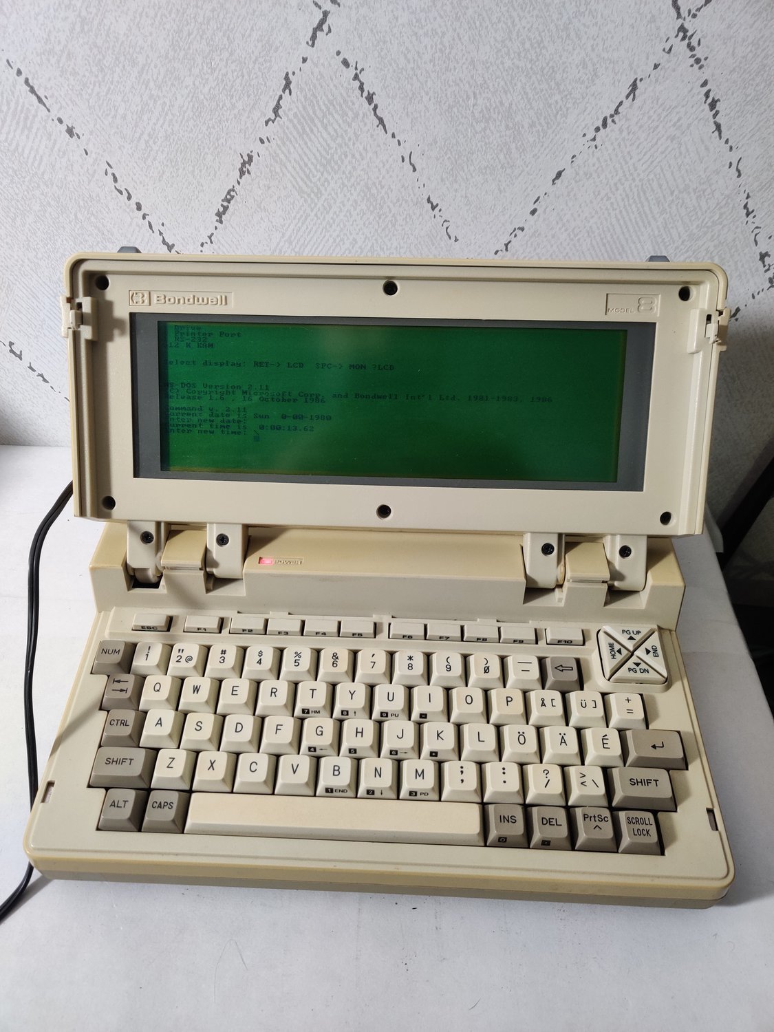 Vintage Bondwell Model 8 Bärbar dator | Köp på Tradera (639247360)