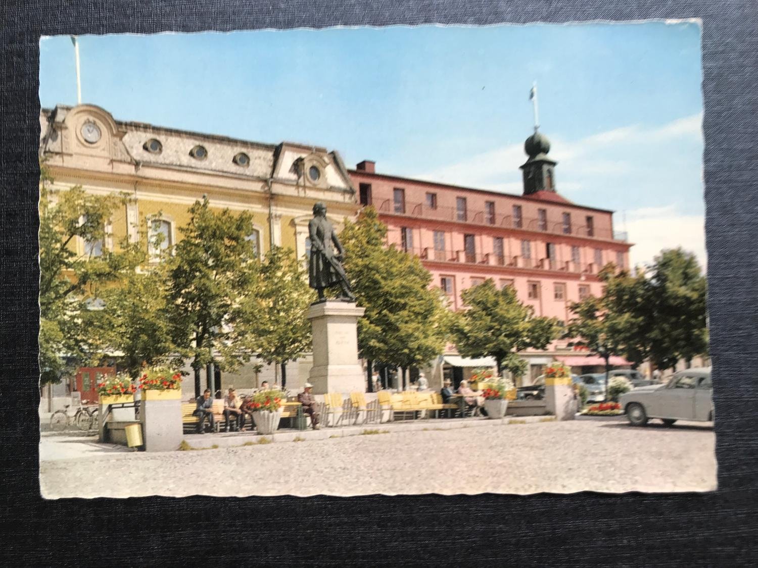 Motala stora torget med gammal bil | Köp på Tradera (497865652)