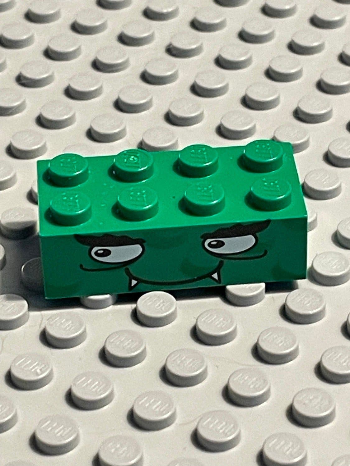 LEGO Green Brick 2 x 4 with Smiling Face with F.. | Köp på Tradera ...