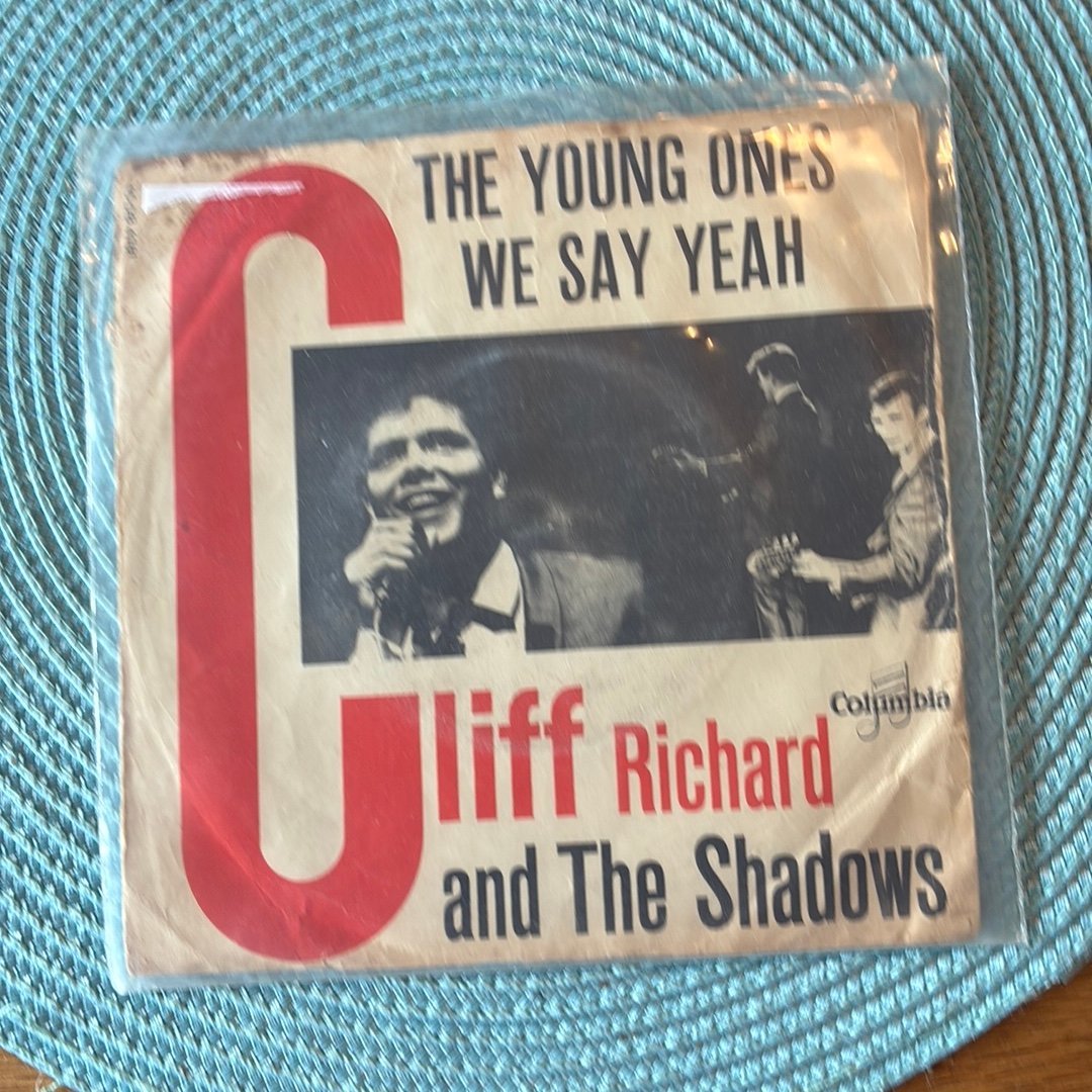 Se produkter som liknar The Young Ones / We Say Yeah .. på Tradera ...