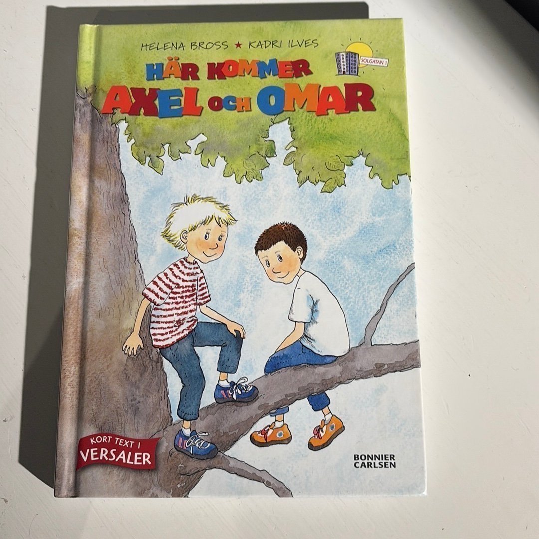 Se produkter som liknar Lättläst bok med versaler Här.. på Tradera ...