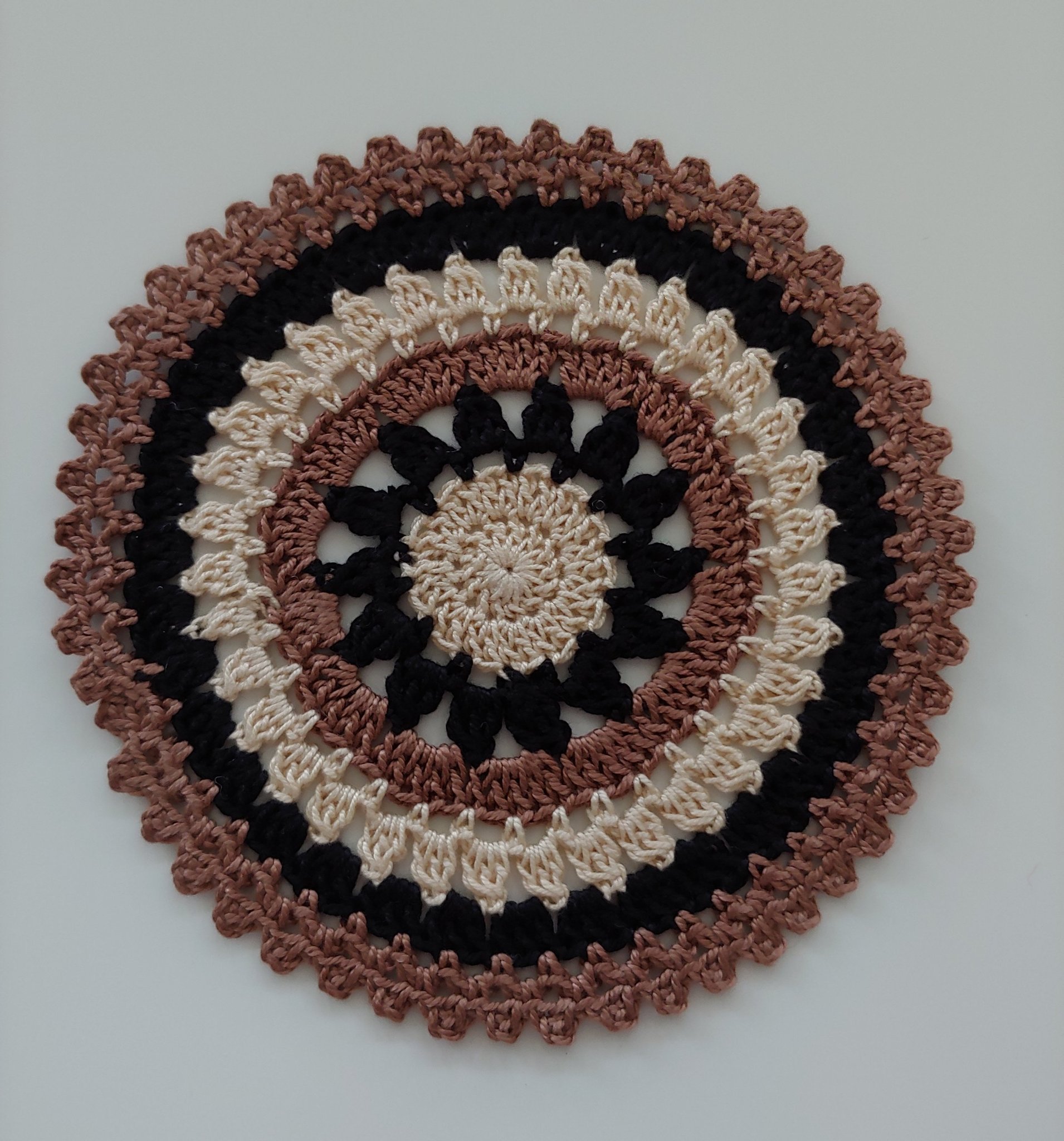 Rund virkad matta till dockskåp, ca 12 cm, bomu.. | Köp på Tradera ...