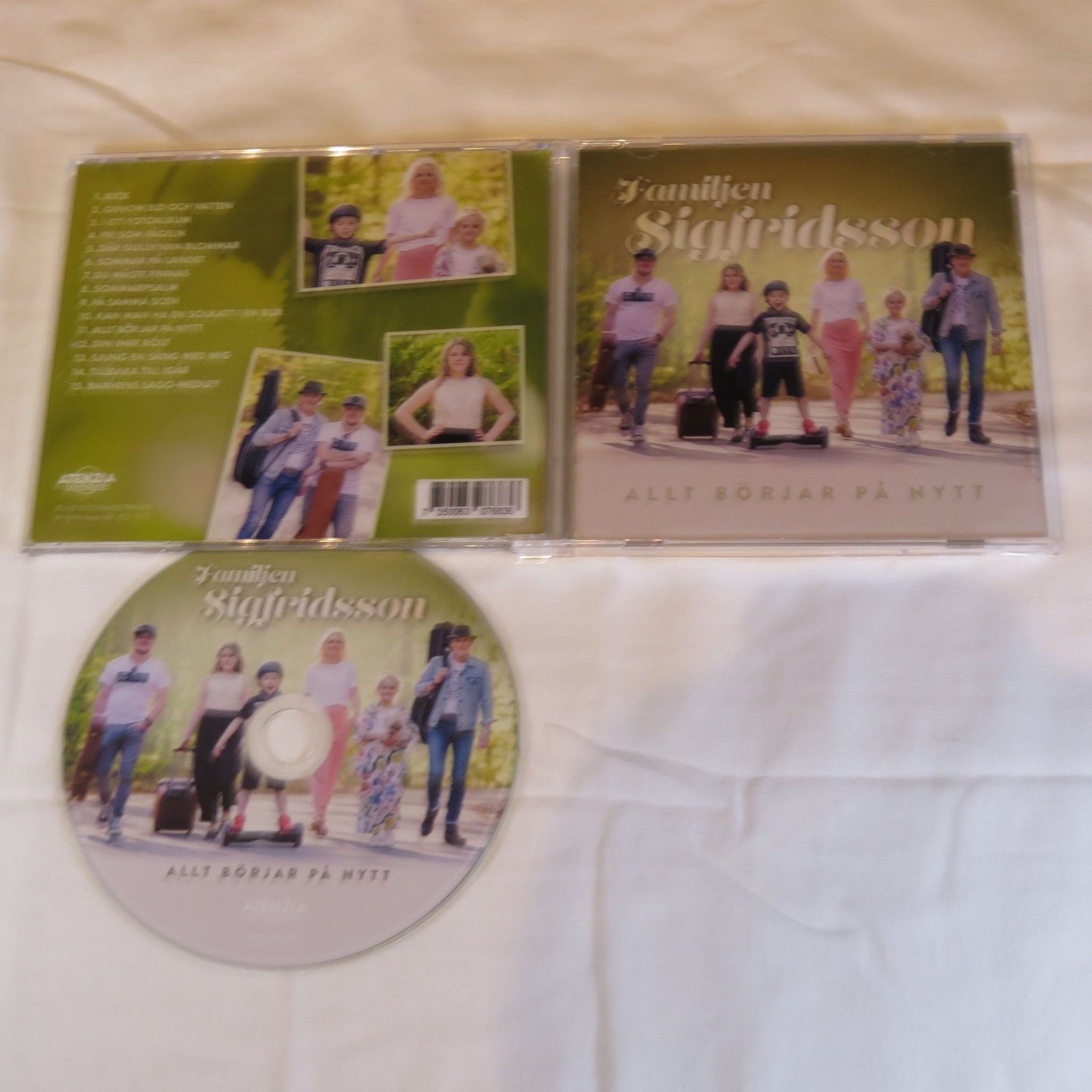 Familjen Sigfridsson - Allt Börjar På Nytt - CD | Köp på Tradera ...