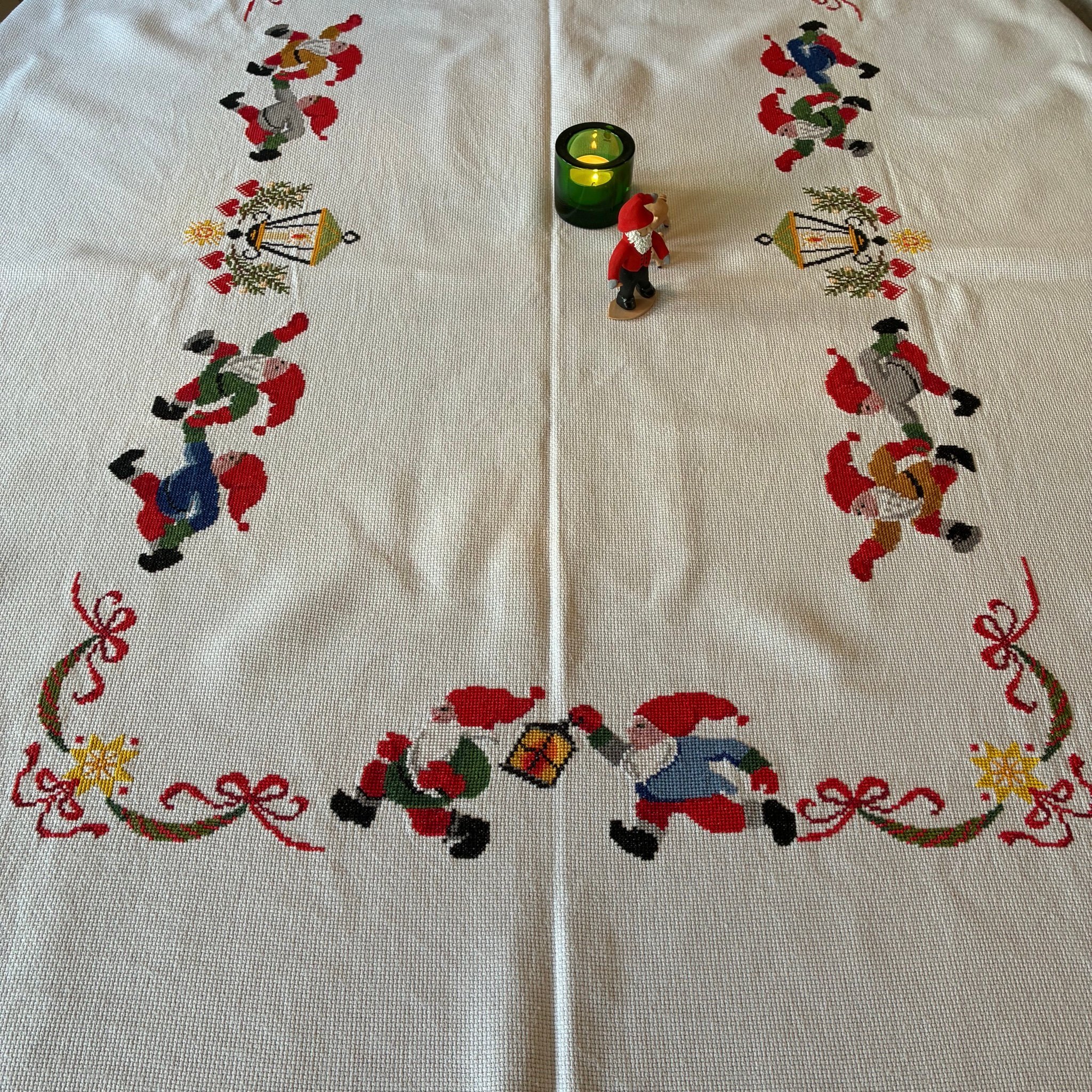 Se produkter som liknar Ljuvlig handbroderad julduk m.. på Tradera ...