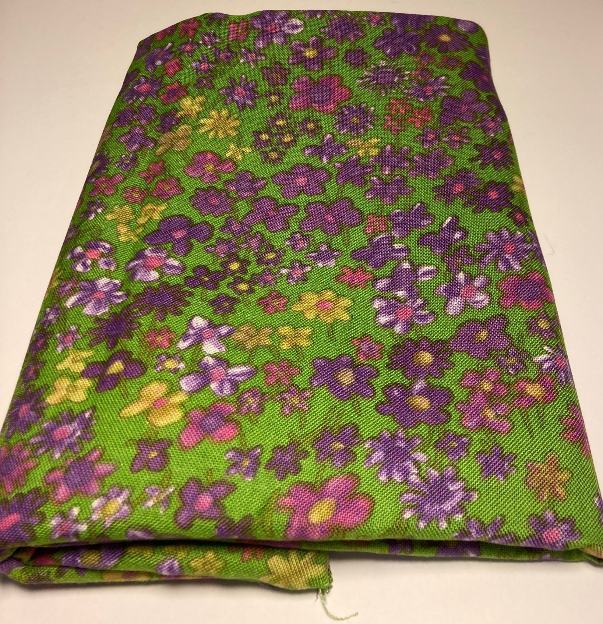 Se produkter som liknar Retro Tyg Grönt Blommigt 90 x.. på Tradera ...