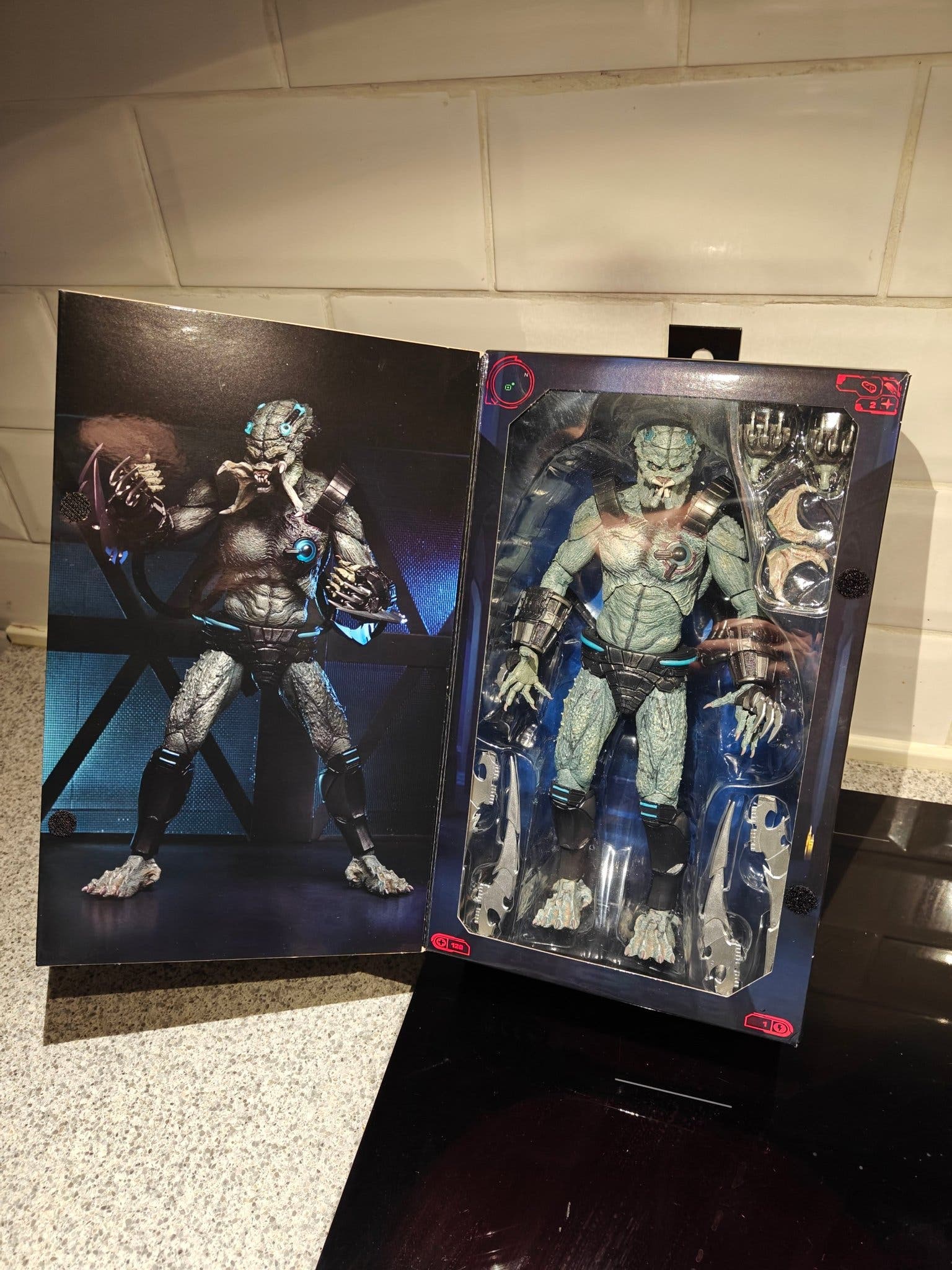 Se produkter som liknar Neca Predator Concrete Jungle.. på Tradera ...