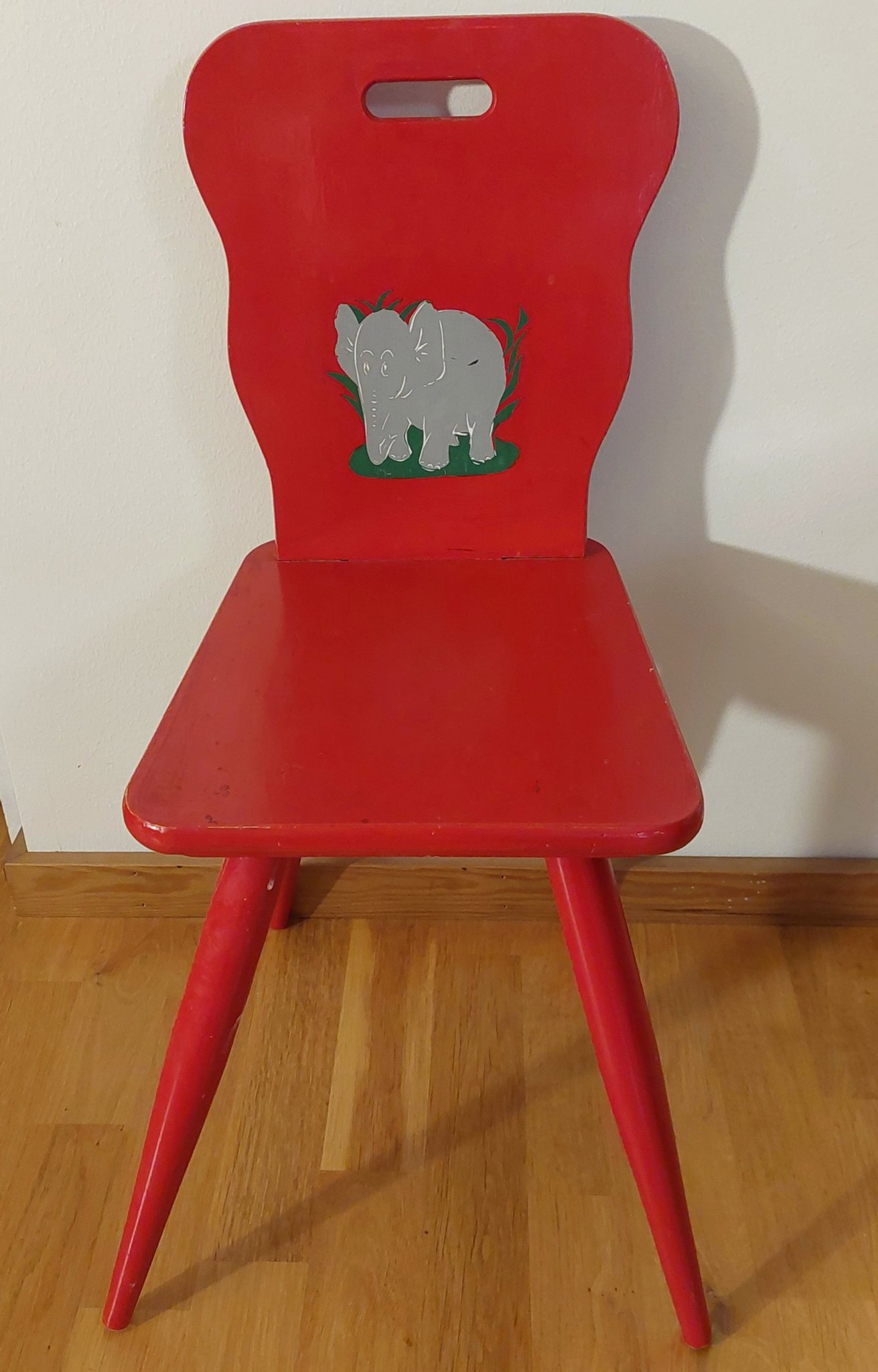 Barnstol mitten 1900 elefant-motiv hemsnickrad .. | Köp på Tradera ...