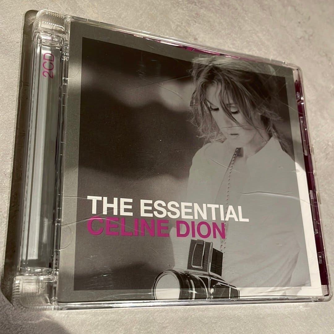Se produkter som liknar Celine Dion - The Essential C.. på Tradera ...