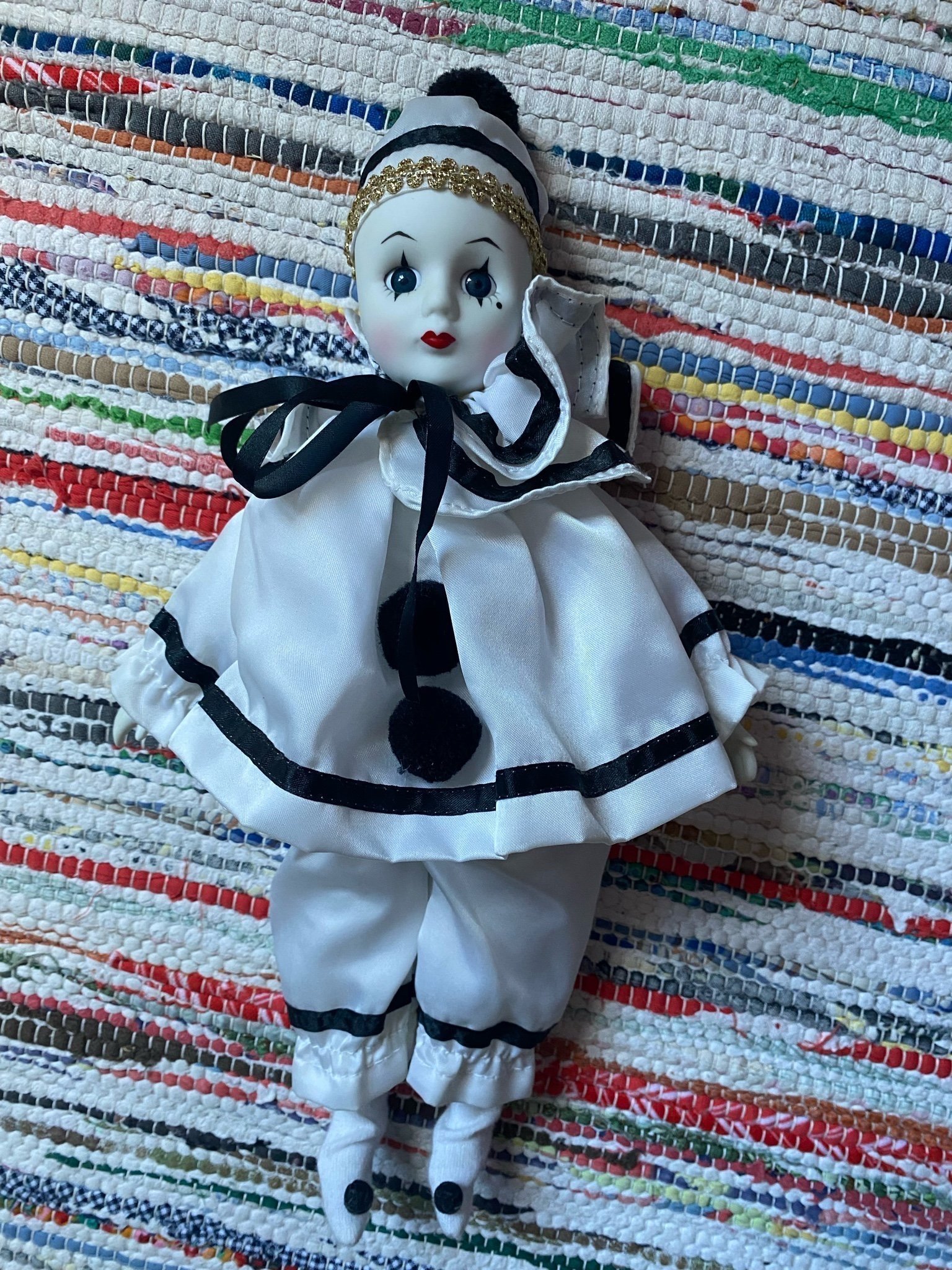 Porslinsdocka i Pierrot-stil. 80-tal. Retro. No.. | Köp på Tradera ...